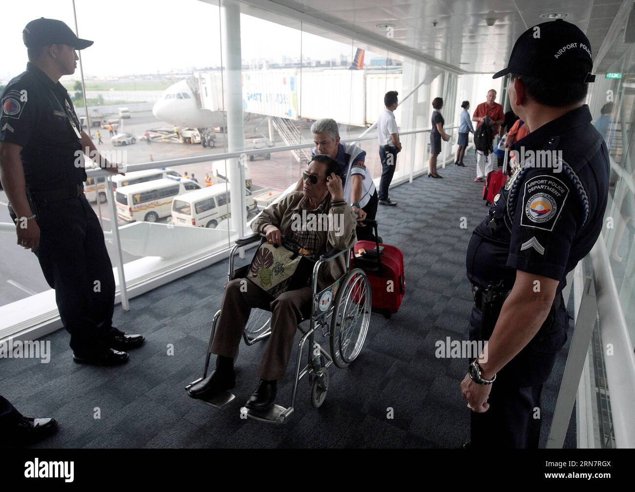 (150918) -- PASAY CITY, Sept. 18, 2015 -- Injured passengers of ...