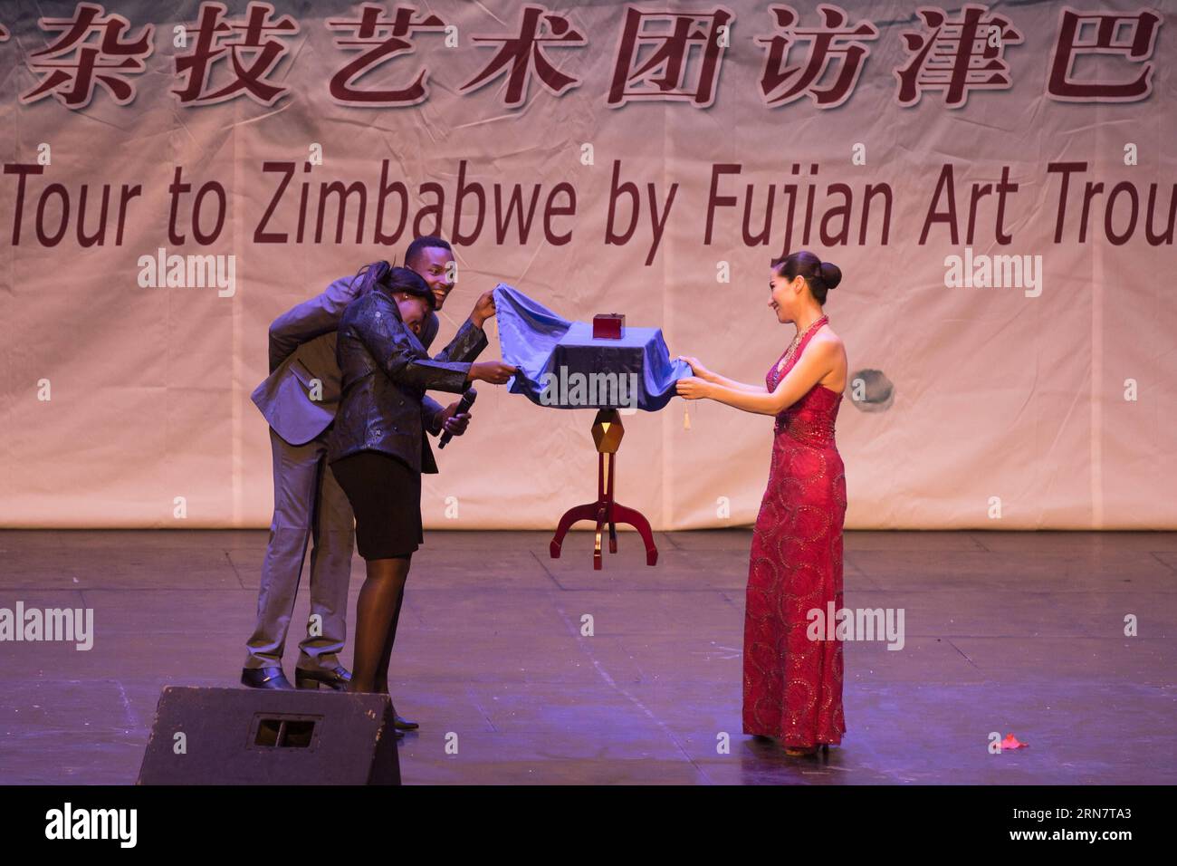 Amazed audience hi-res stock photography and images - Alamy