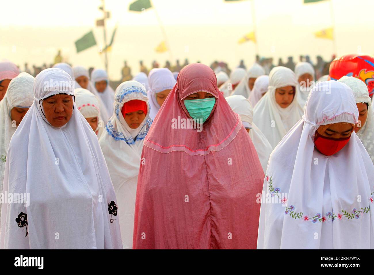 Muslim women with masks hi-res stock photography and images - Alamy