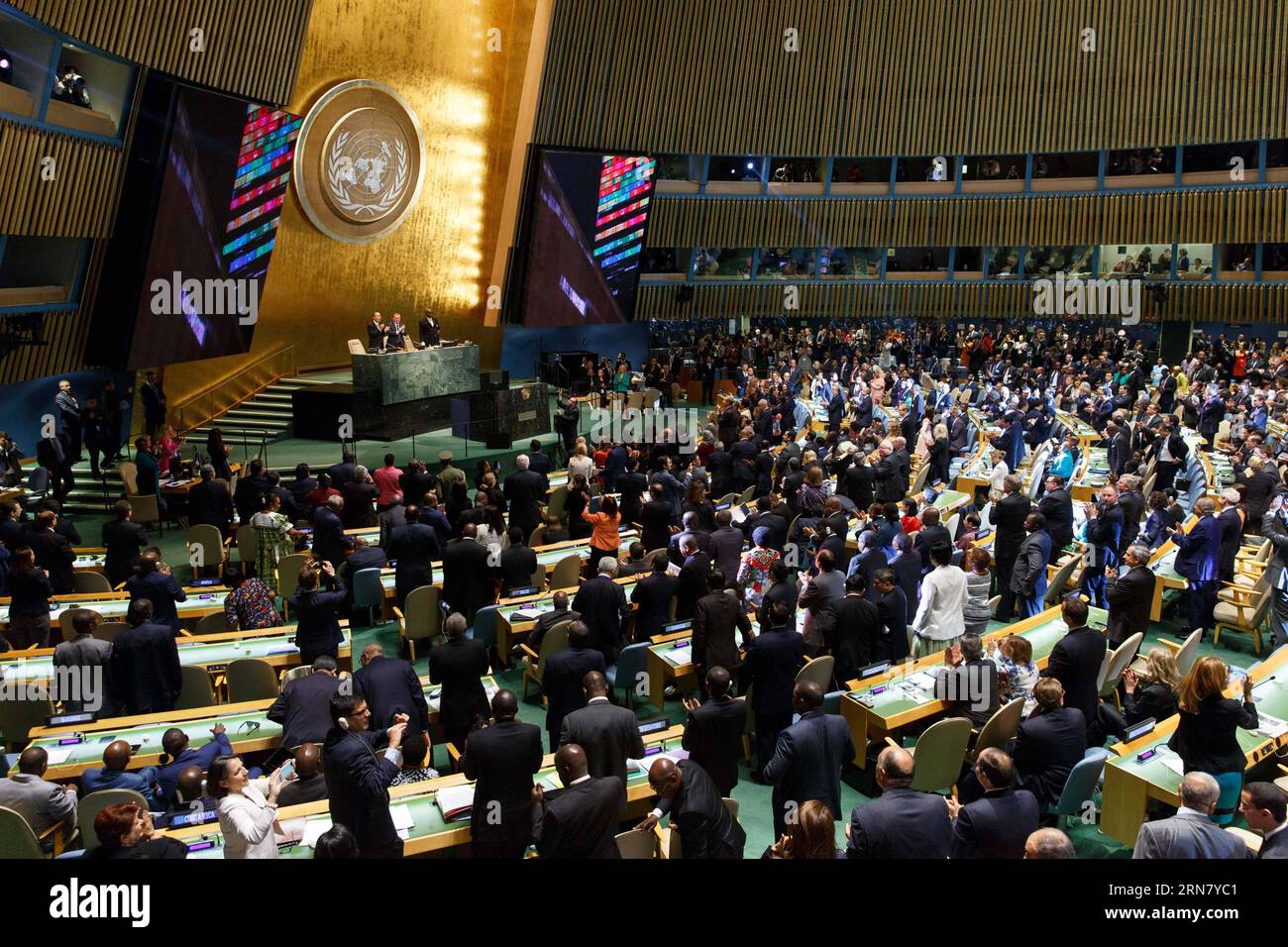 (150925) -- NEW YORK, Sept. 25, 2015 -- People celebrate the adoption ...