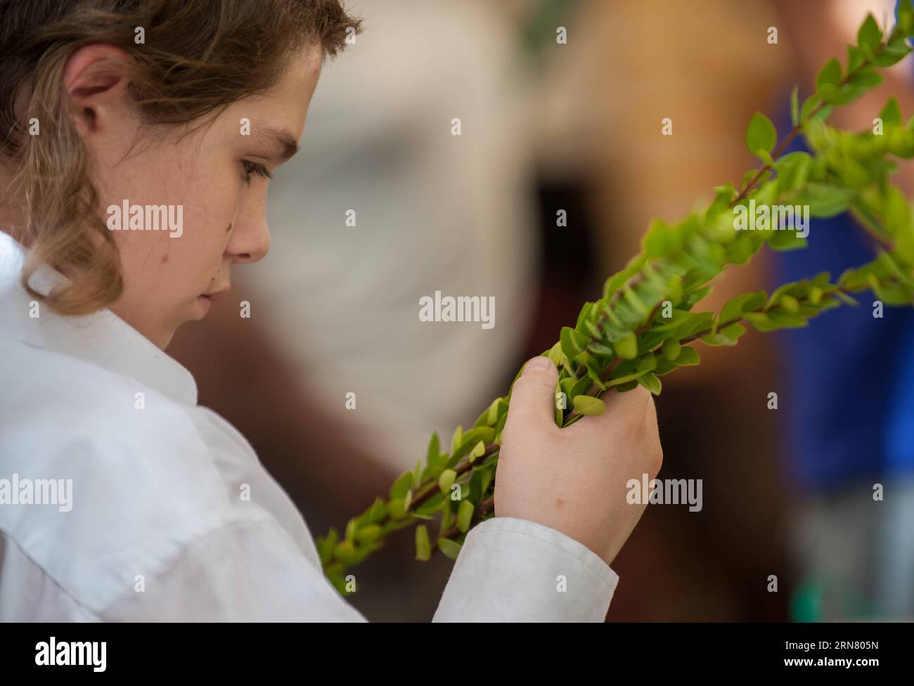 (150927) -- JERUSALEM, Sept. 27, 2015 -- An Orthodox Jewish man ...