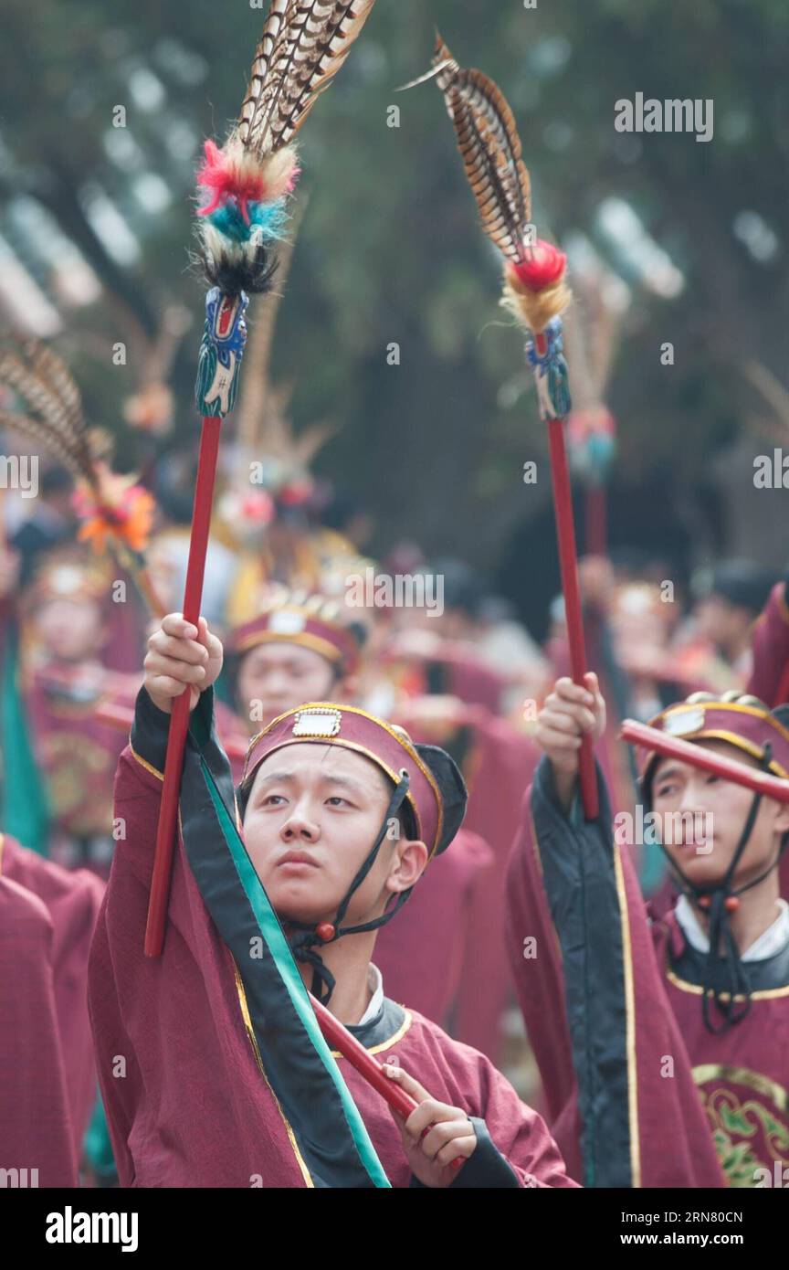 (150928) -- QUFU, Sept. 28, 2015 -- Participants wearing traditional ...