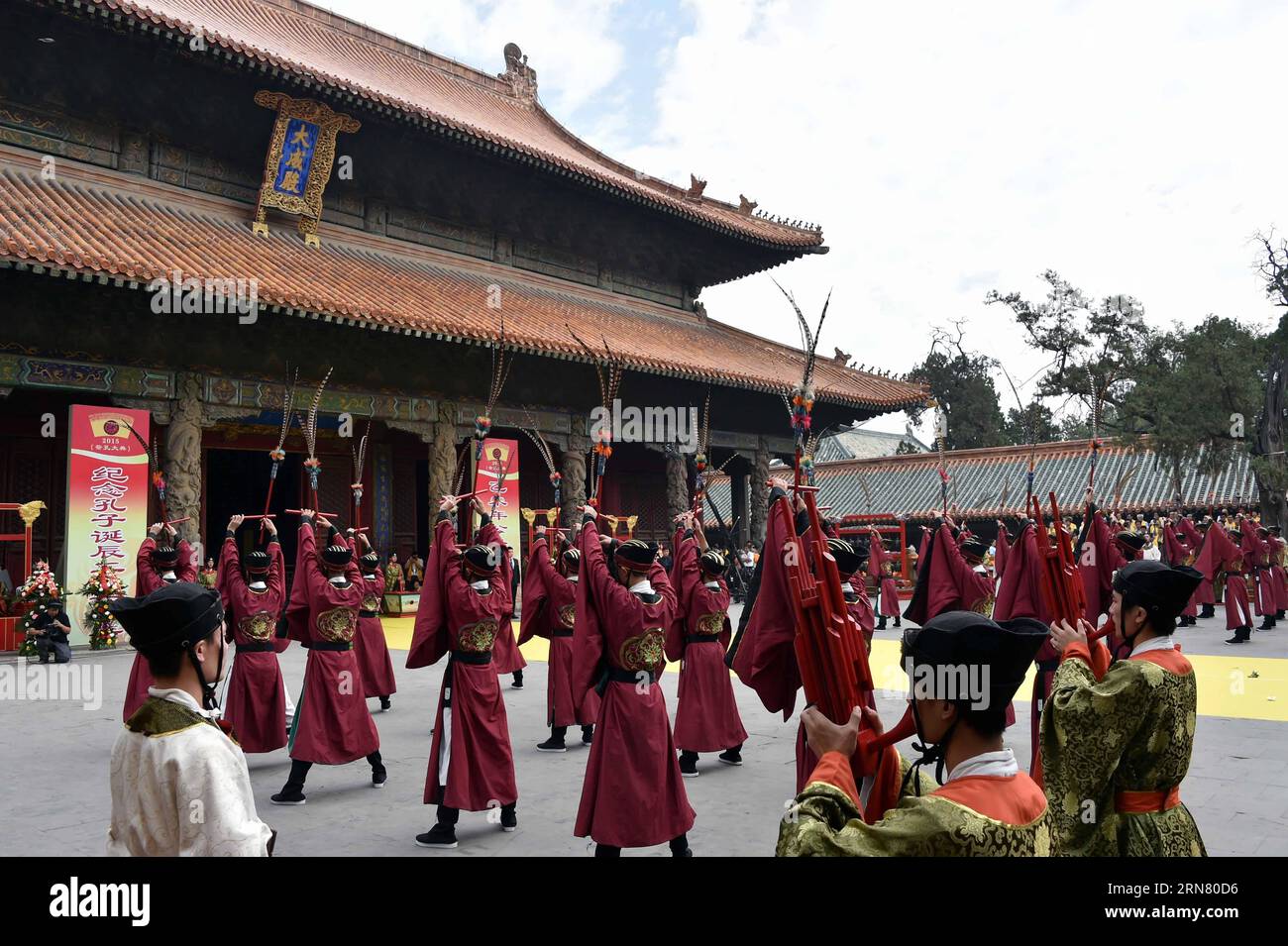(150928) -- QUFU, Sept. 28, 2015 -- Participants wearing traditional ...