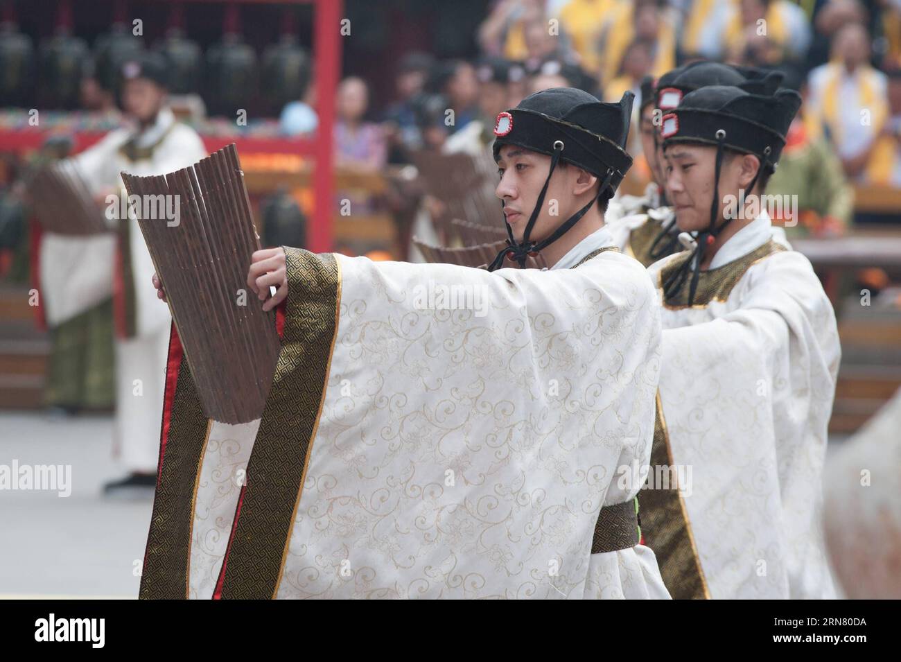 (150928) -- QUFU, Sept. 28, 2015 -- Participants wearing traditional ...
