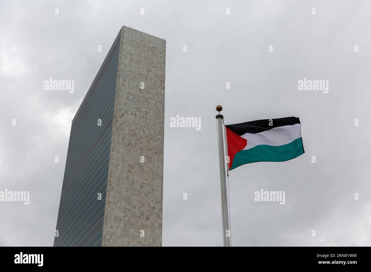 (150930) -- NEW YORK, Sept. 30, 2015 -- The Palestinian flag is raised ...
