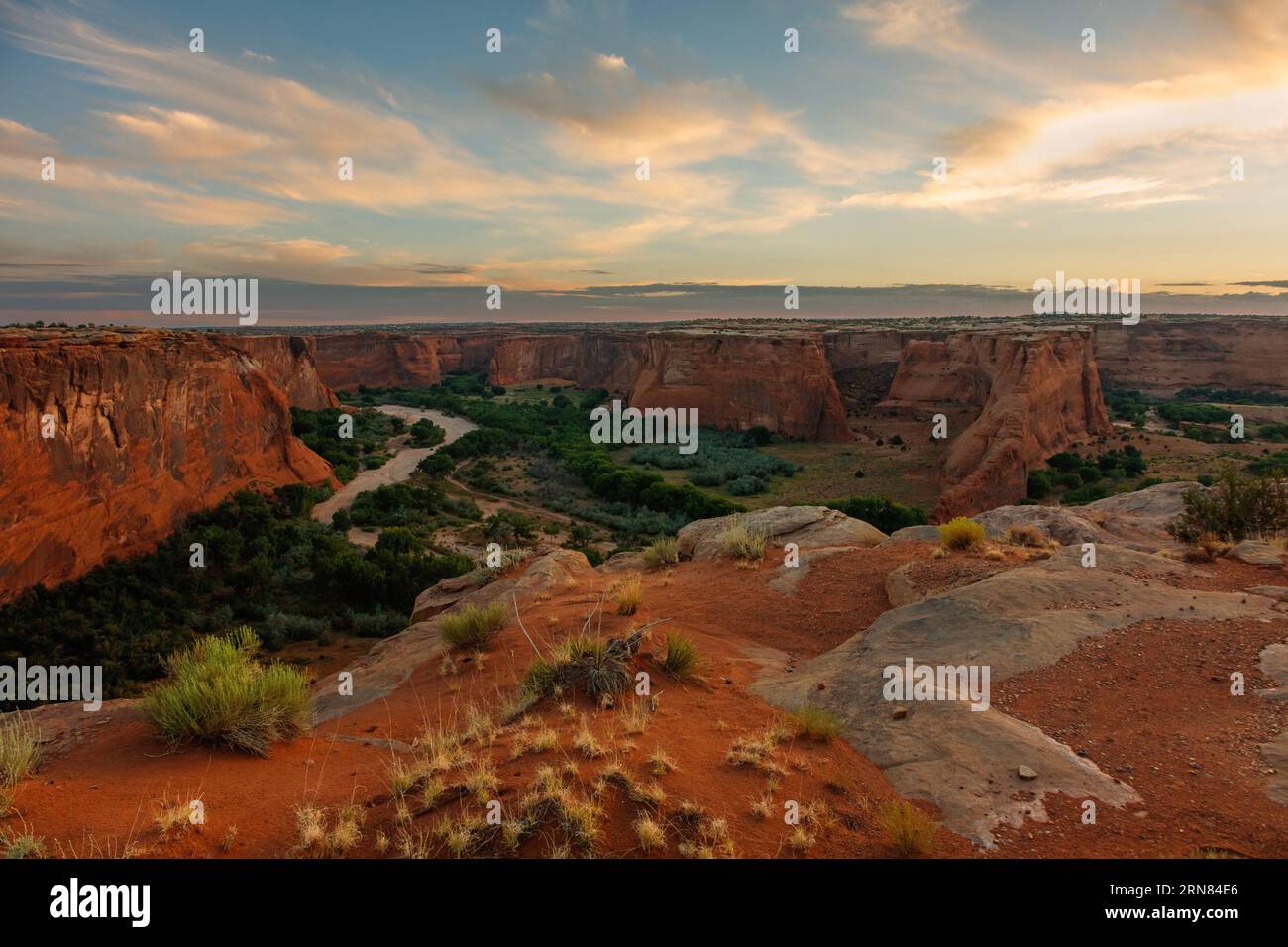Sunrise at Tsegi overlook on the South Rim drive of Canyon De Chelly ...