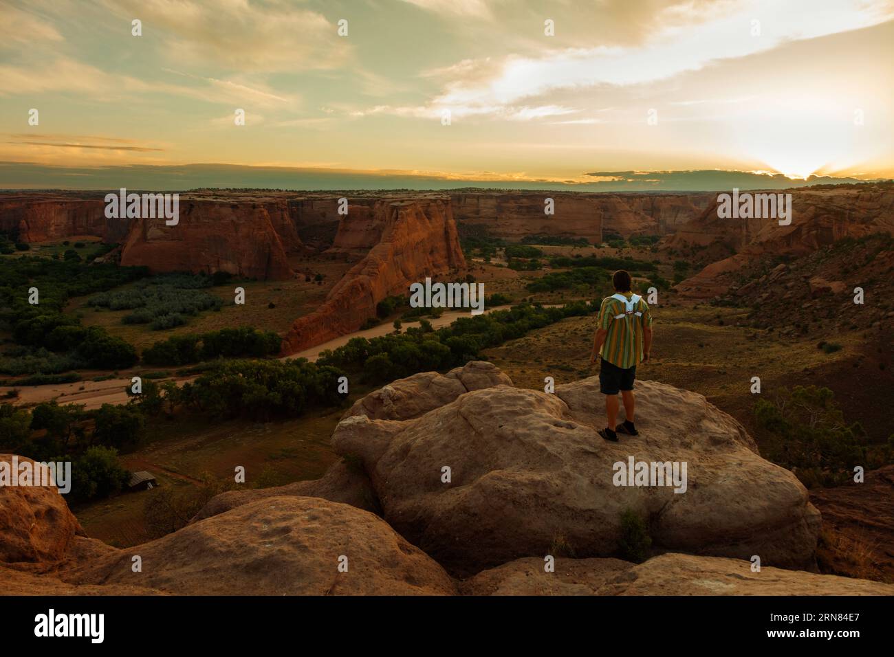 Sunrise at Tsegi overlook on the South Rim drive of Canyon De Chelly ...