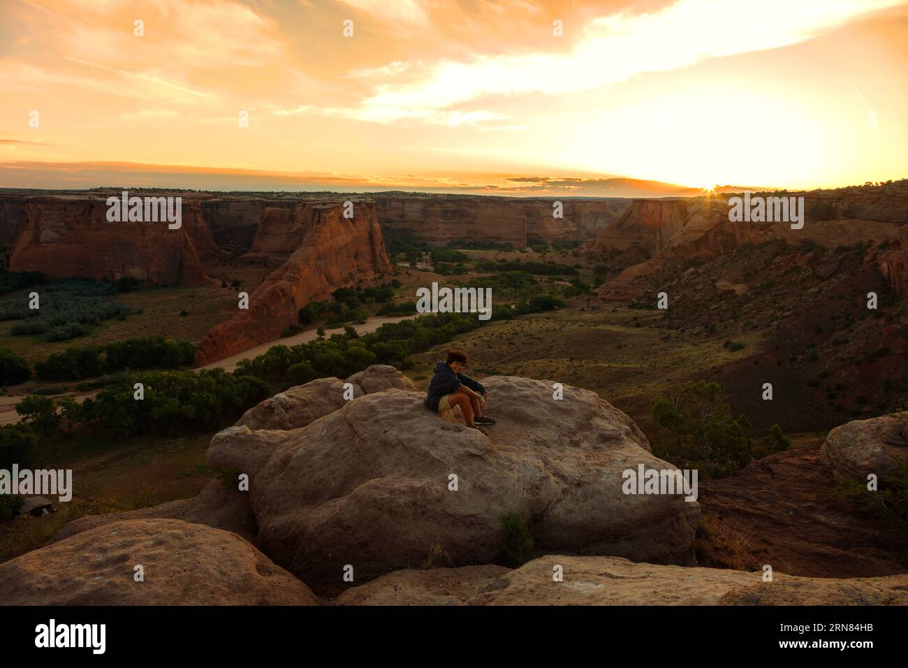 Sunrise at Tsegi overlook on the South Rim drive of Canyon De Chelly ...