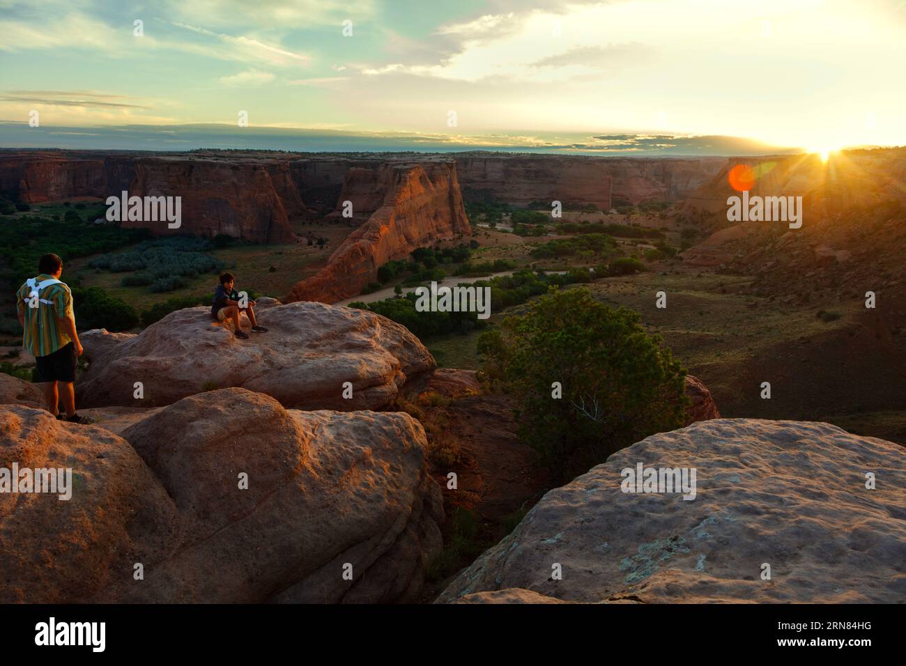 Sunrise at Tsegi overlook on the South Rim drive of Canyon De Chelly ...