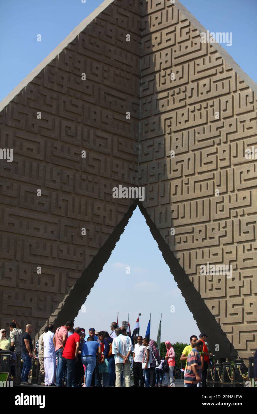 (151006) -- CAIRO, Oct. 6, 2015 -- Egyptians visit the Sadat Memorial ...