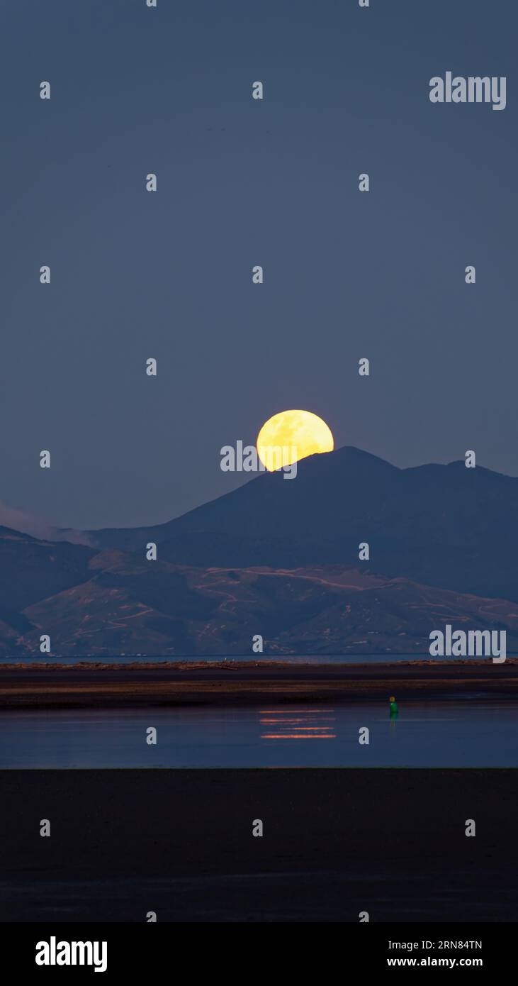 A super blue moon rises over Nelson in New Zealand taken from Motueka ...