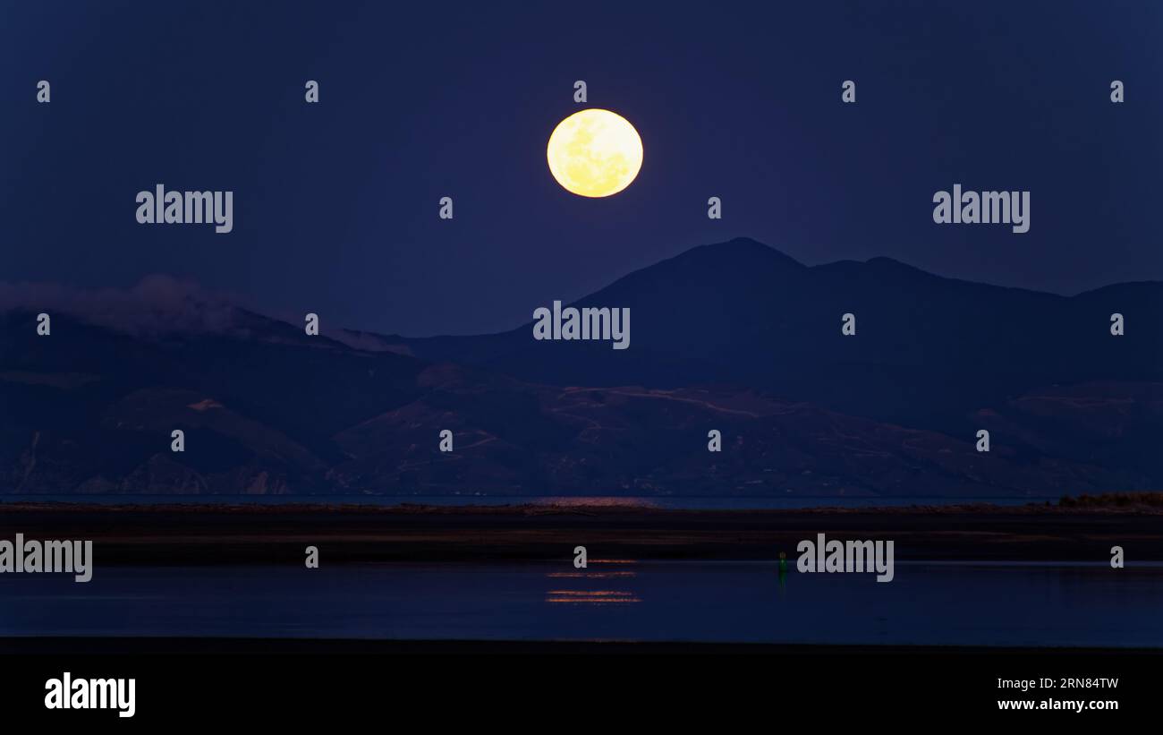 A super blue moon rises over Nelson in New Zealand taken from Motueka ...