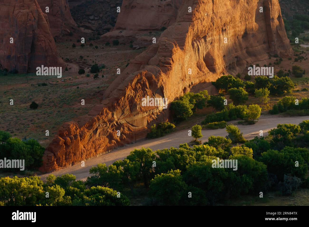 Sunrise at Tsegi overlook on the South Rim drive of Canyon De Chelly ...