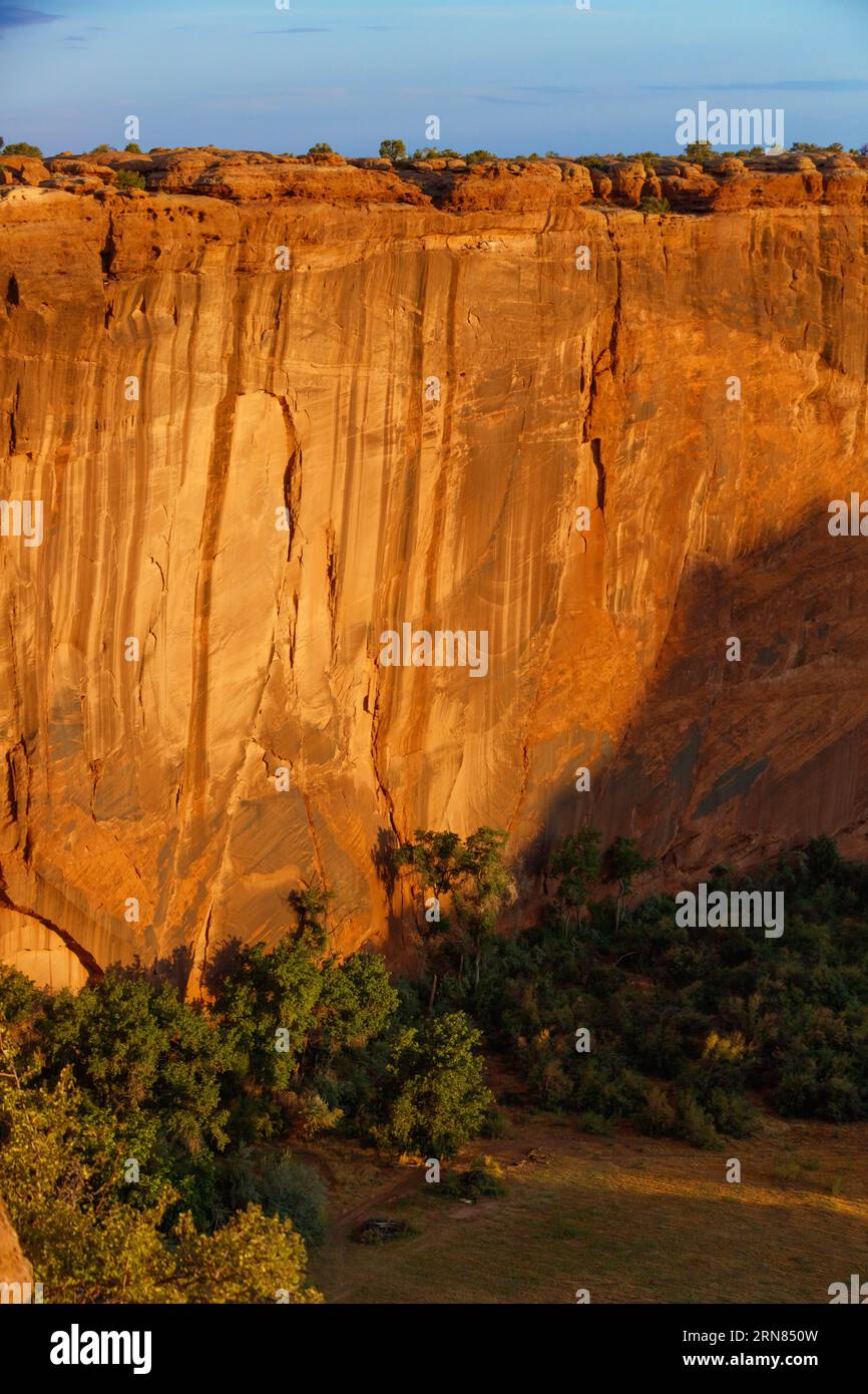 Sunrise at Tsegi overlook on the South Rim drive of Canyon De Chelly ...