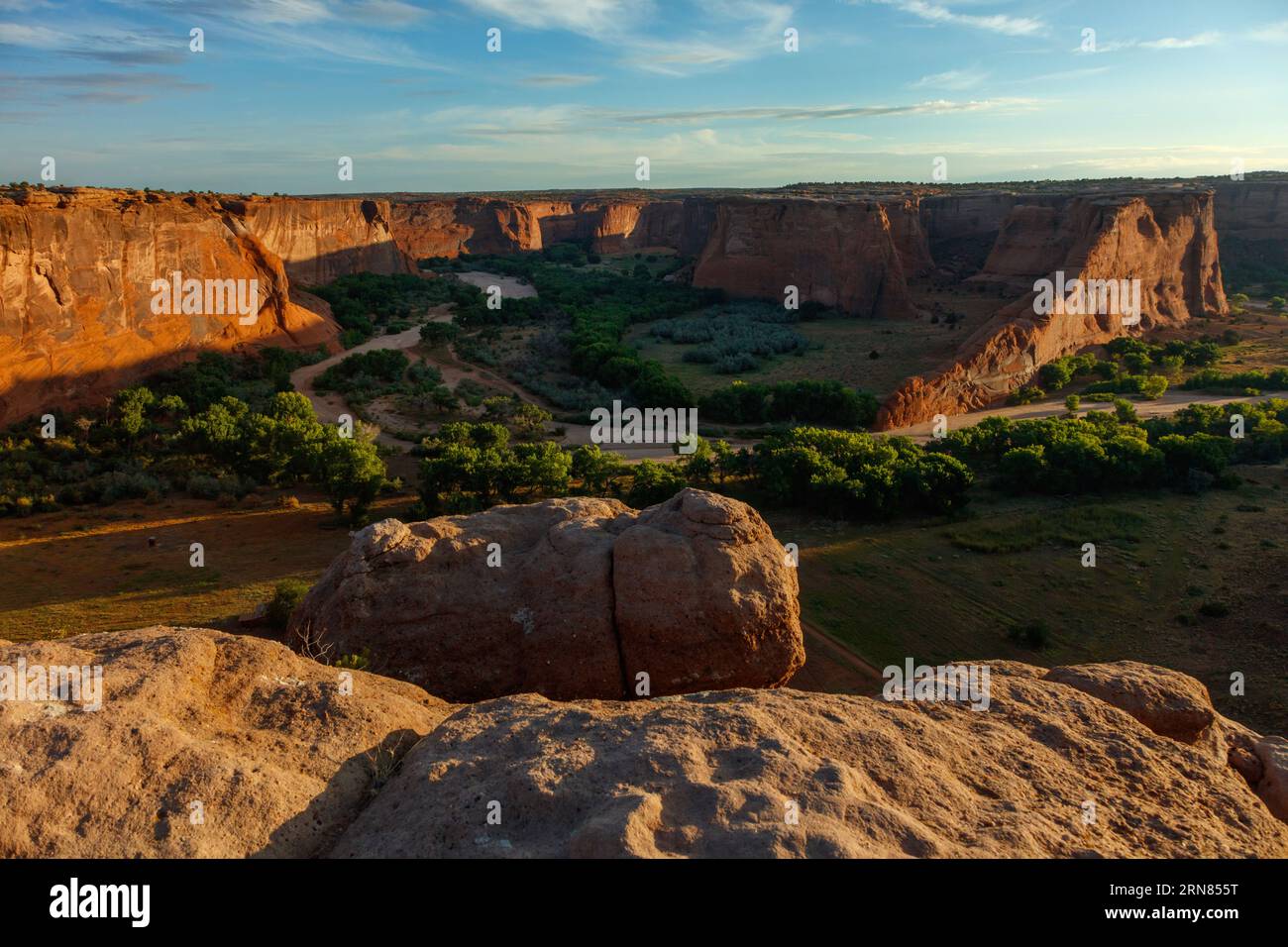 Sunrise at Tsegi overlook on the South Rim drive of Canyon De Chelly ...