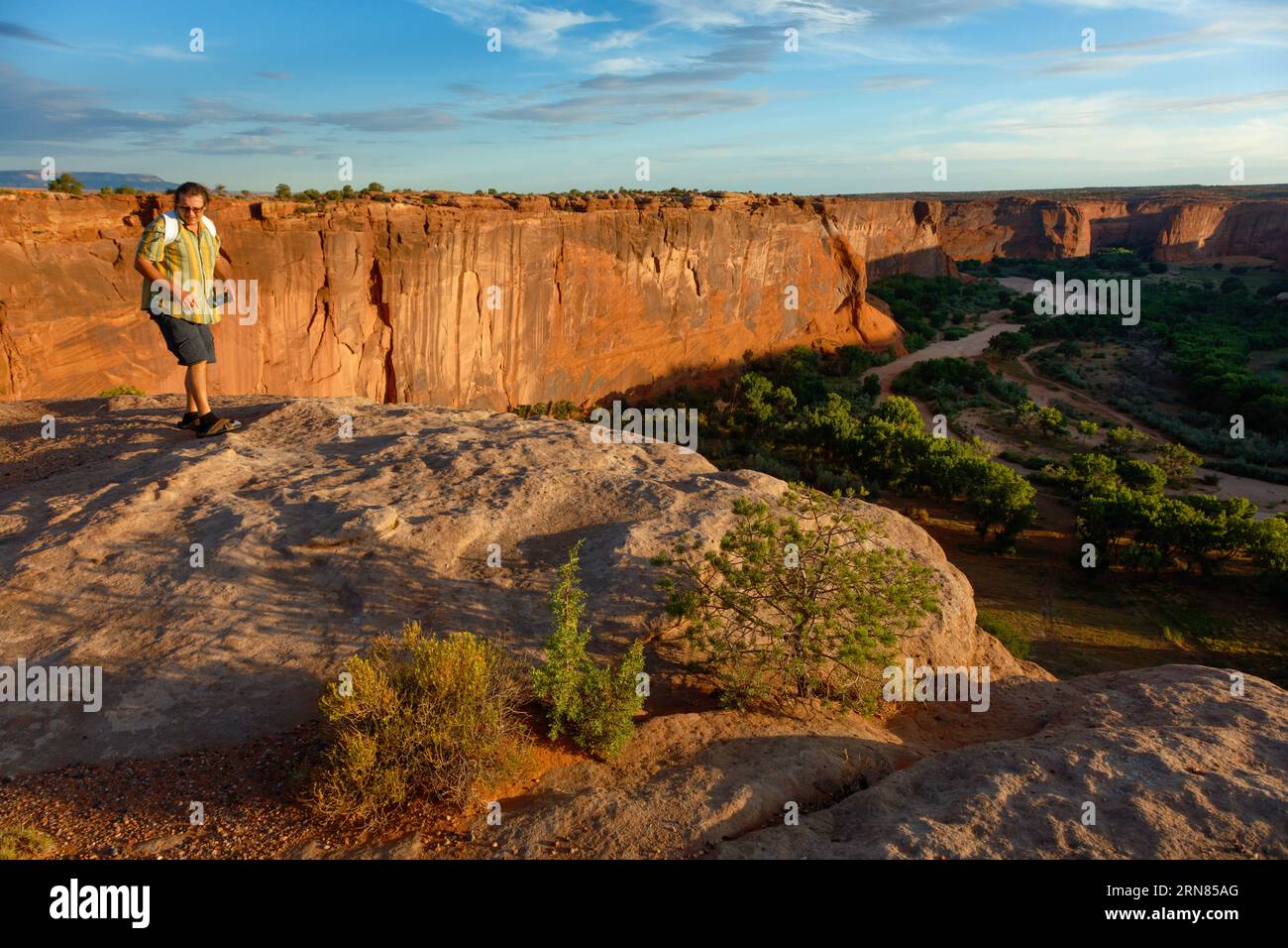 Sunrise at Tsegi overlook on the South Rim drive of Canyon De Chelly ...