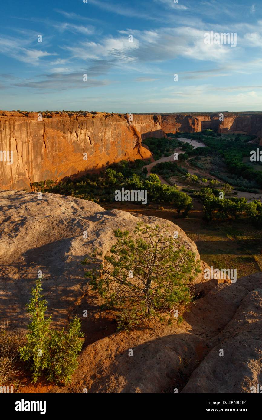 Sunrise at Tsegi overlook on the South Rim drive of Canyon De Chelly ...