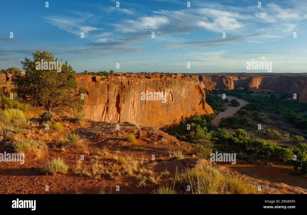 Sunrise at Tsegi overlook on the South Rim drive of Canyon De Chelly ...