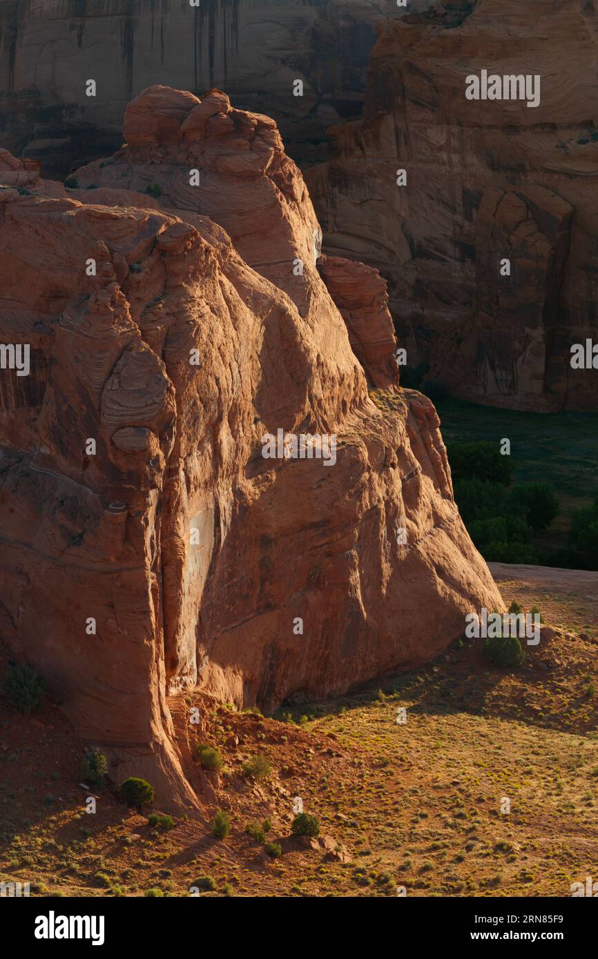Sunrise at Tsegi overlook on the South Rim drive of Canyon De Chelly ...