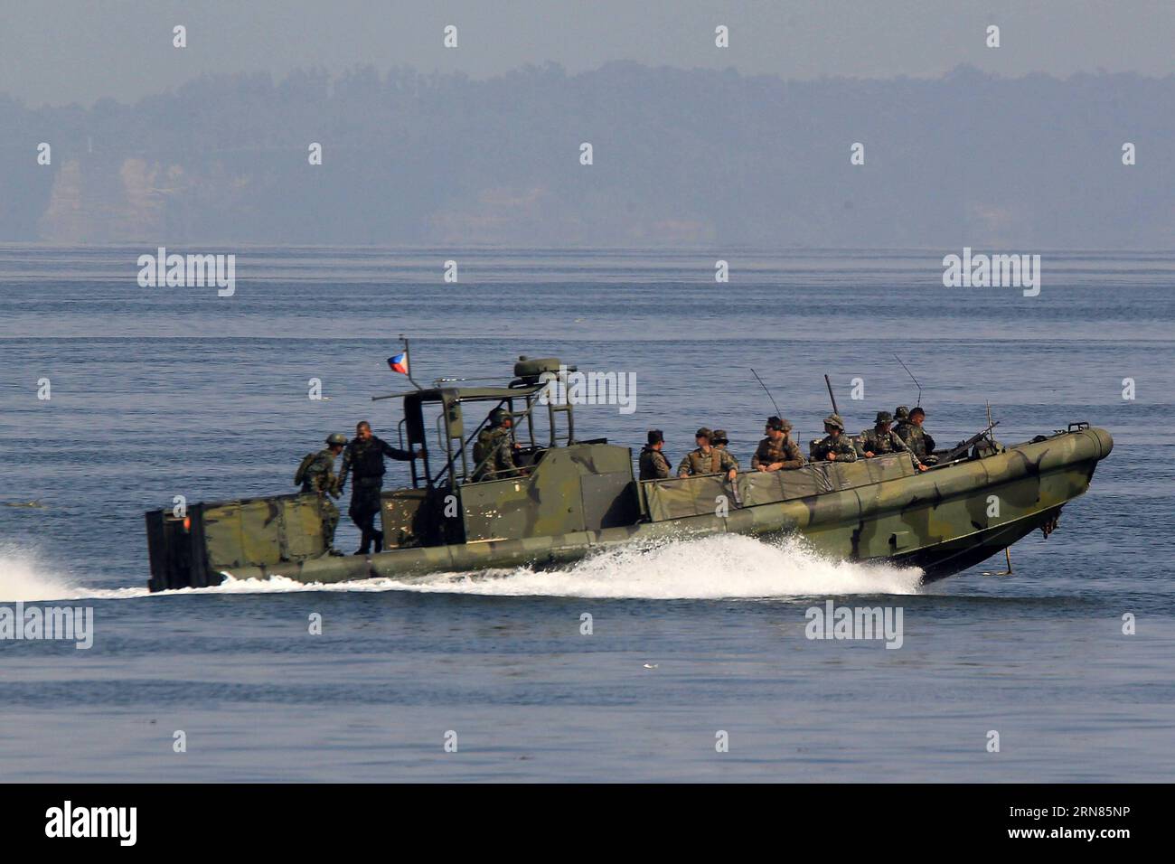 (151008) -- CAVITE PROVINCE, Oct. 8, 2015 -- U.S. and Filipino soldiers ...