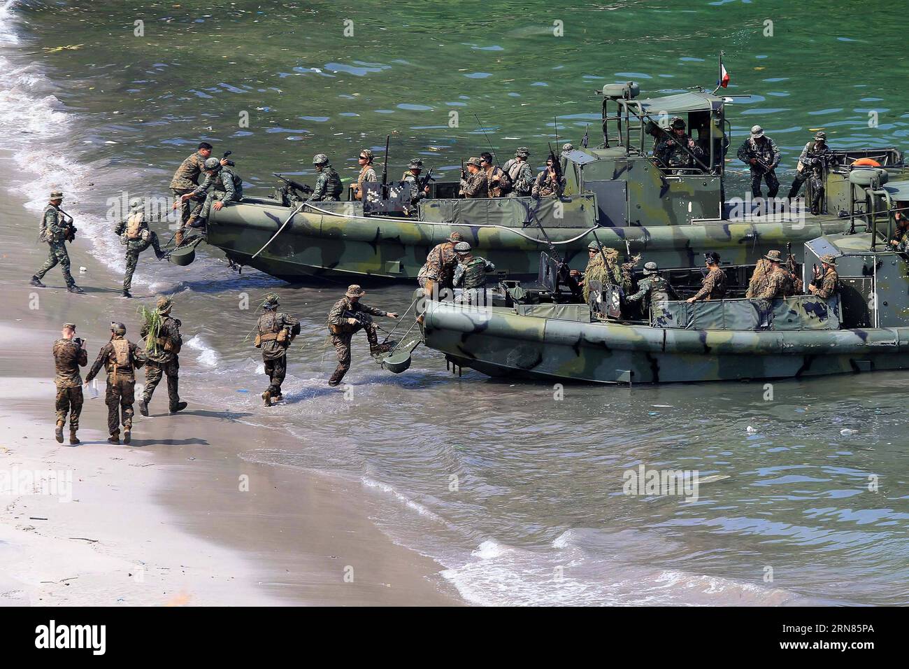 (151008) -- CAVITE PROVINCE, Oct. 8, 2015 -- U.S. and Filipino soldiers ...