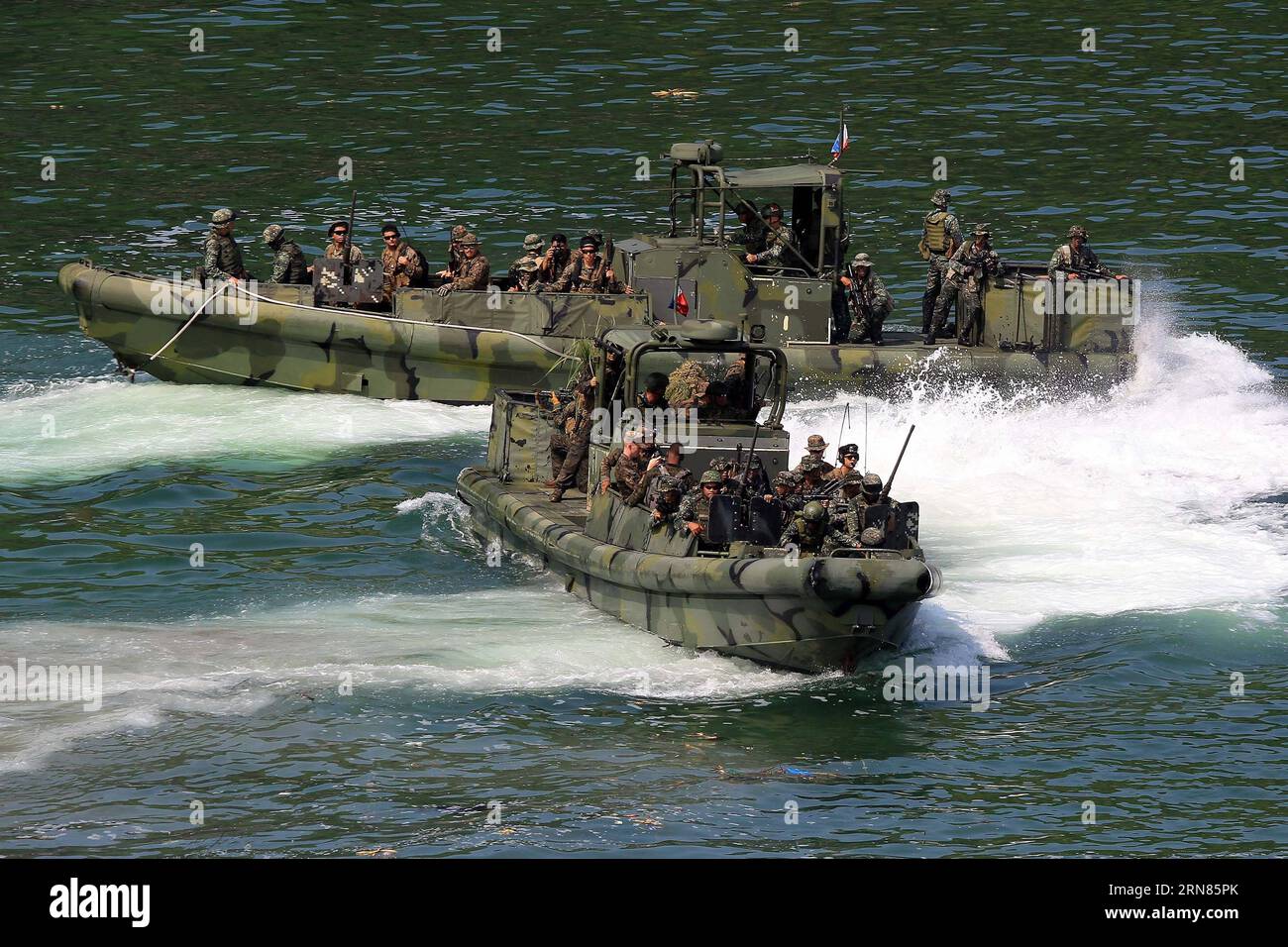 (151008) -- CAVITE PROVINCE, Oct. 8, 2015 -- U.S. and Filipino soldiers ...