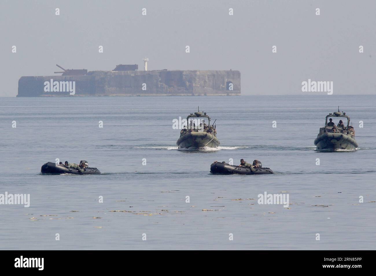 (151008) -- CAVITE PROVINCE, Oct. 8, 2015 -- U.S. and Filipino soldiers ...