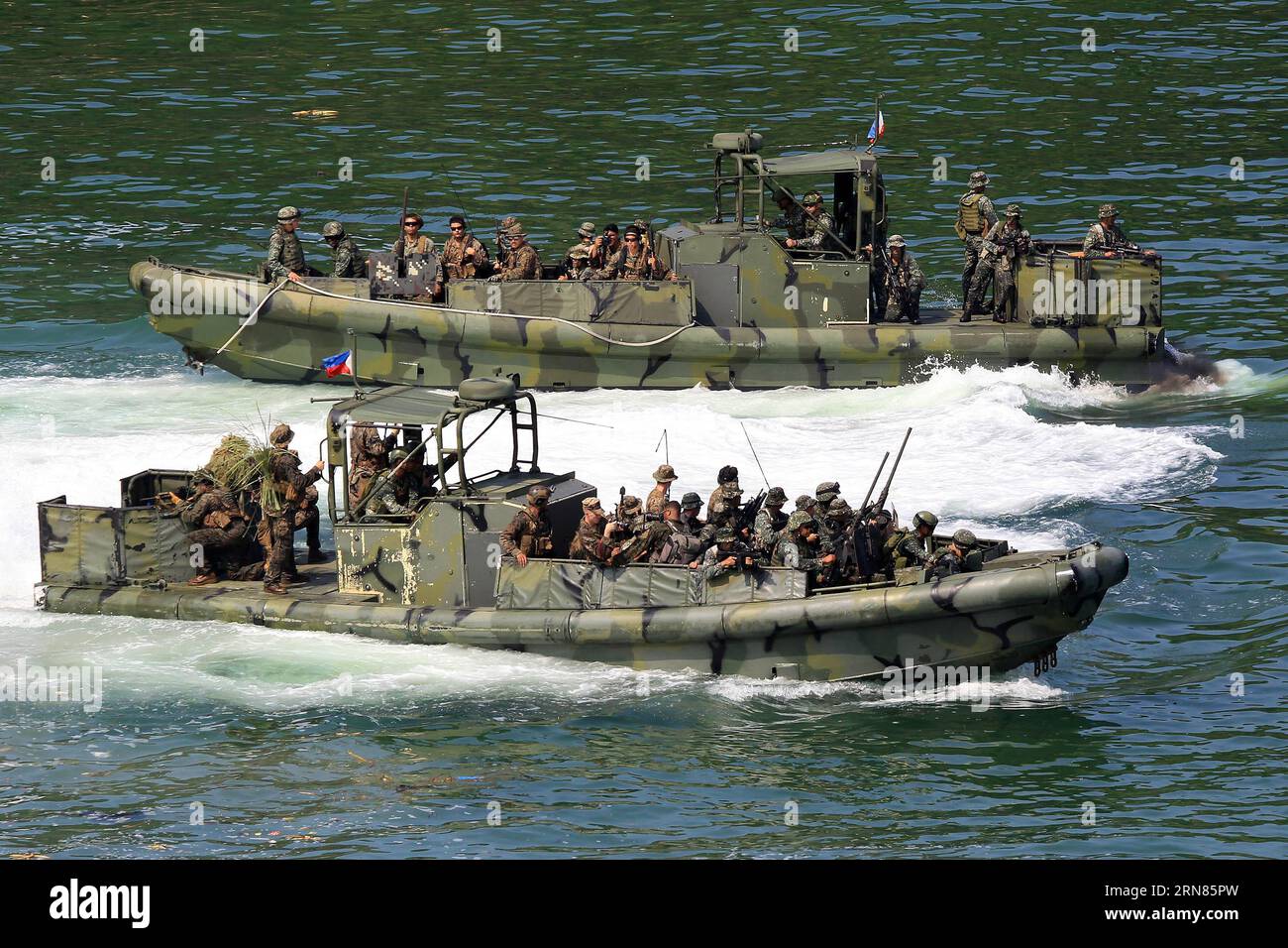 (151008) -- CAVITE PROVINCE, Oct. 8, 2015 -- U.S. and Filipino soldiers ...