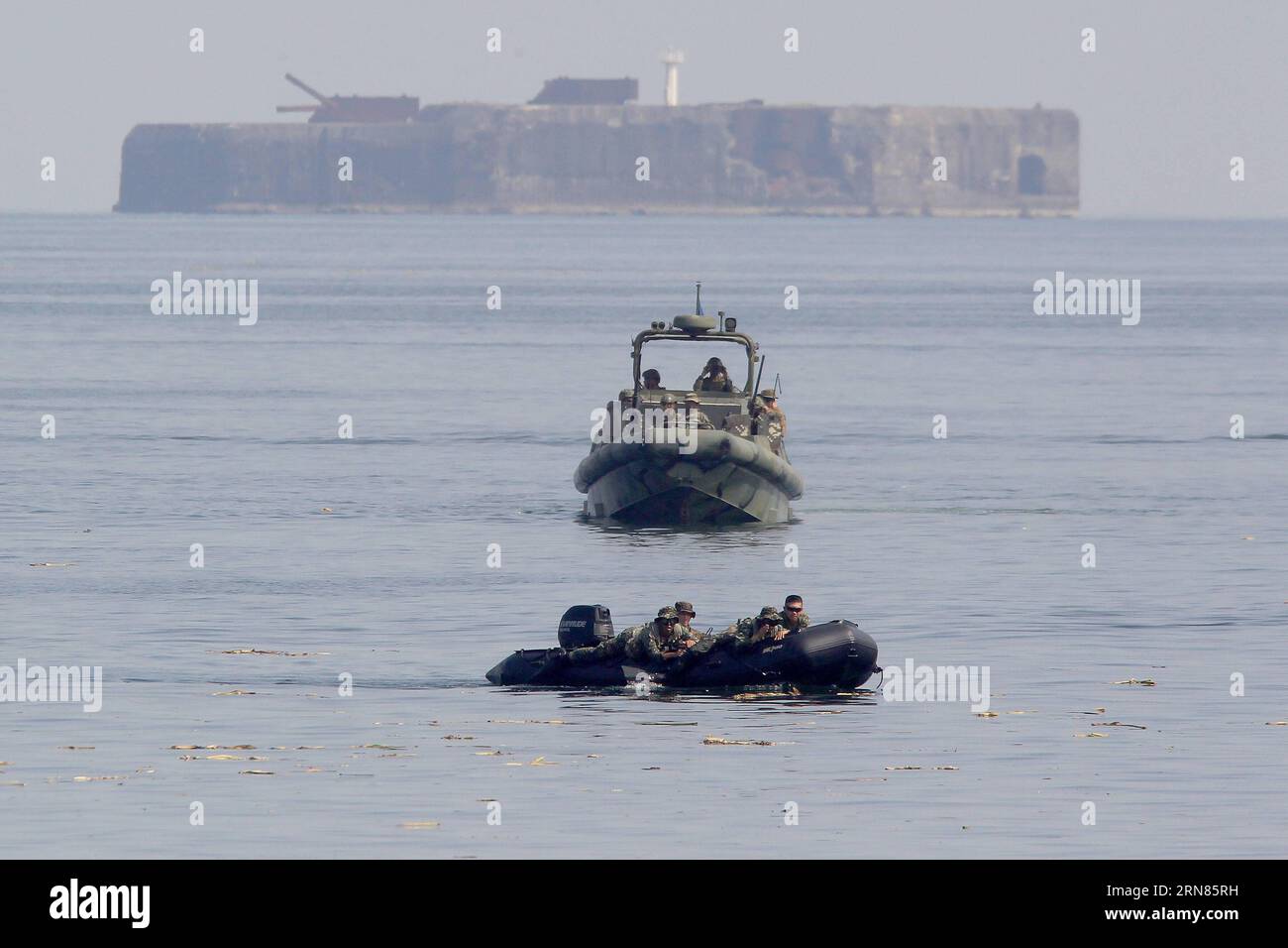 (151008) -- CAVITE PROVINCE, Oct. 8, 2015 -- U.S. and Filipino soldiers ...