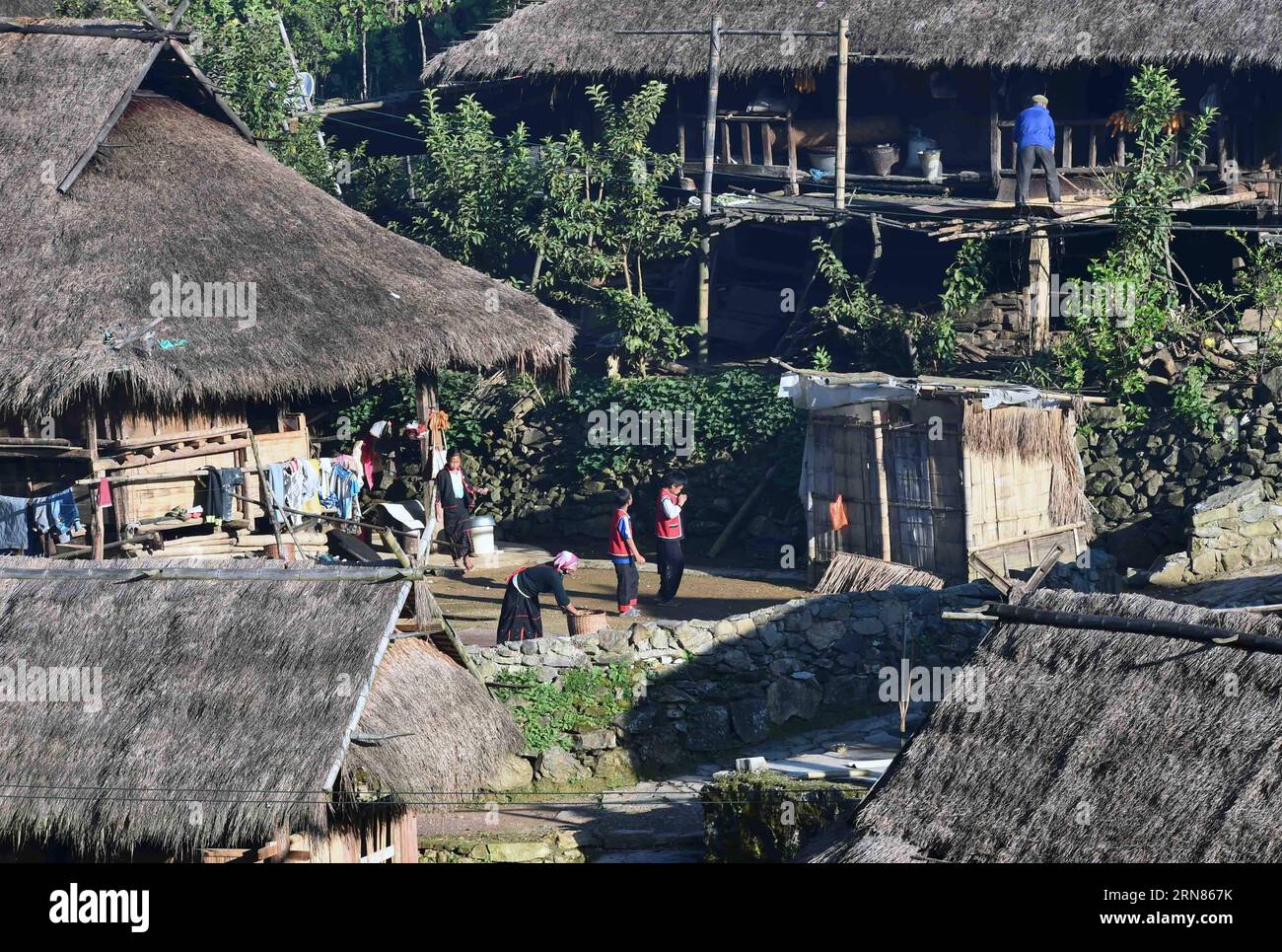 (151009) -- KUNMING, - Photo taken on Oct. 3, 2015 shows people of the ...
