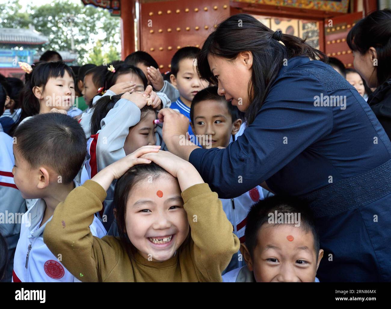 (151009) -- BEIJING, - A teacher of Fuxue Hutong Primary School makes ...