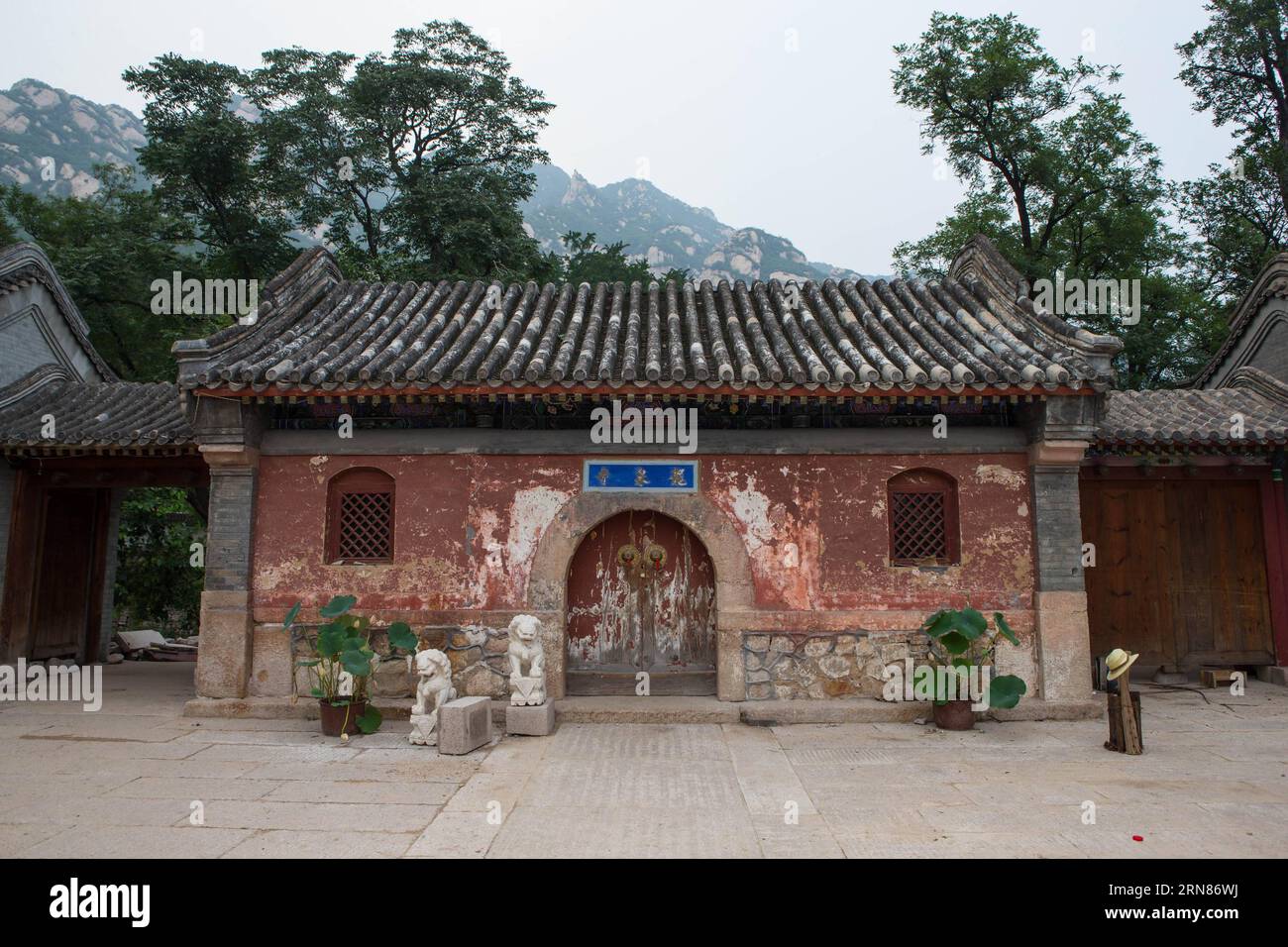 Tsinghua gate hi-res stock photography and images - Alamy
