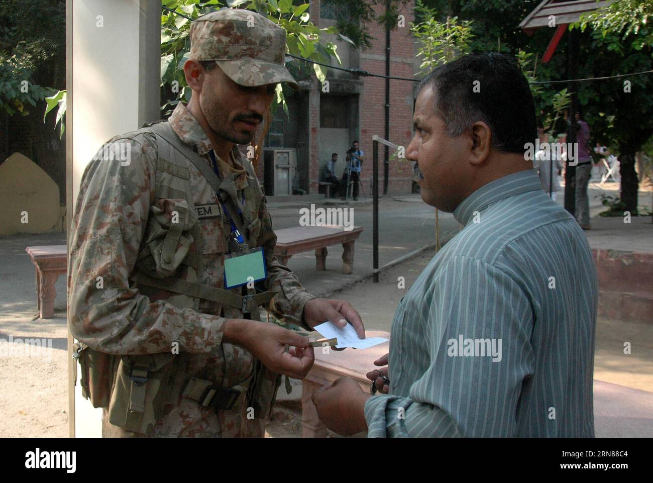 (151011) -- LAHORE, Oct. 11, 2015 -- A Pakistani soldier checks ...