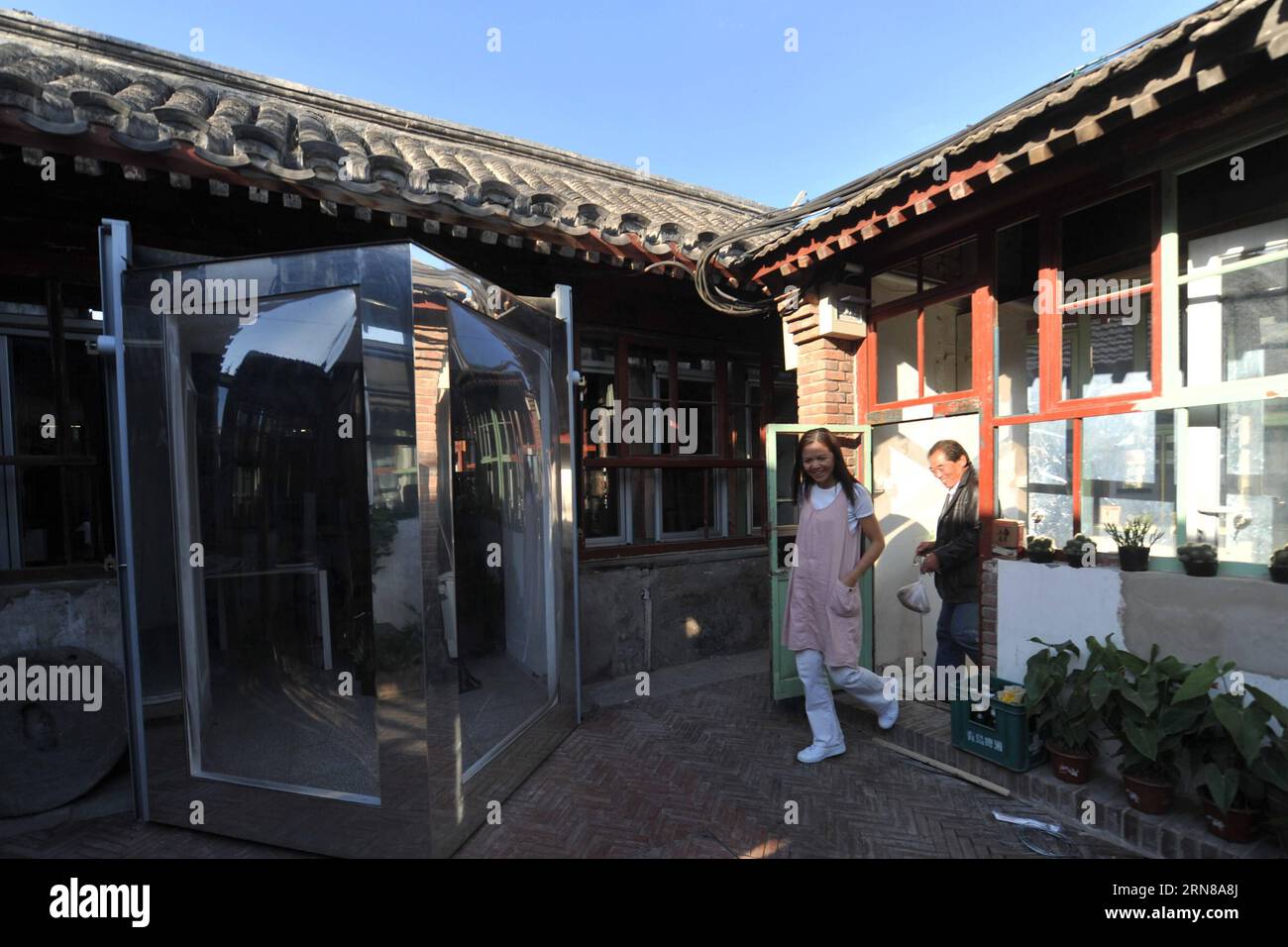 (151014) -- BEIJING, Oct. 13, 2015 -- People walk in a renovated ...