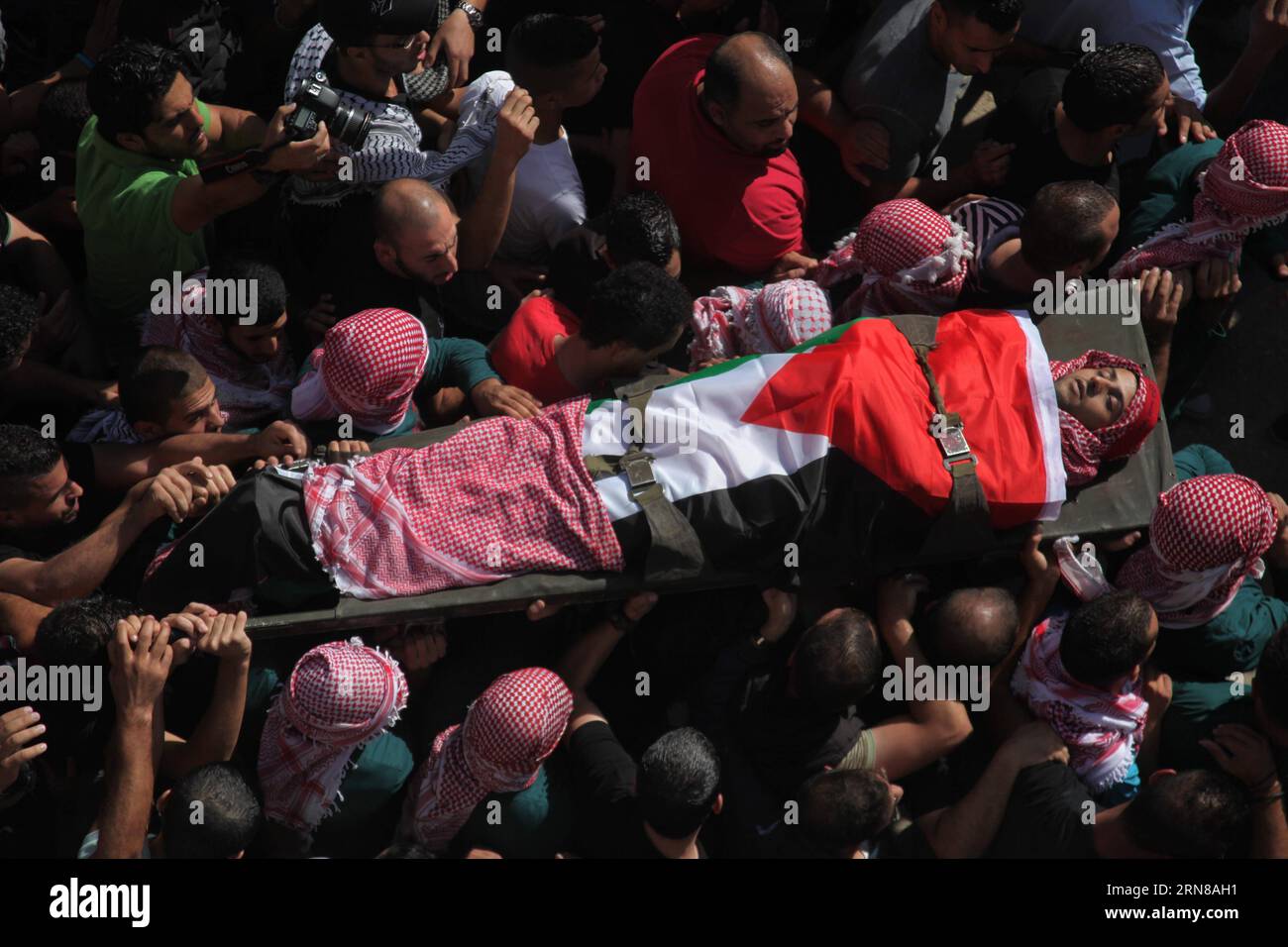Palestinians carry body dead palestinian hi-res stock photography and ...