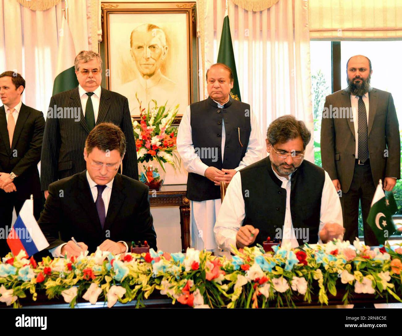 Pakistan signing hi-res stock photography and images - Alamy