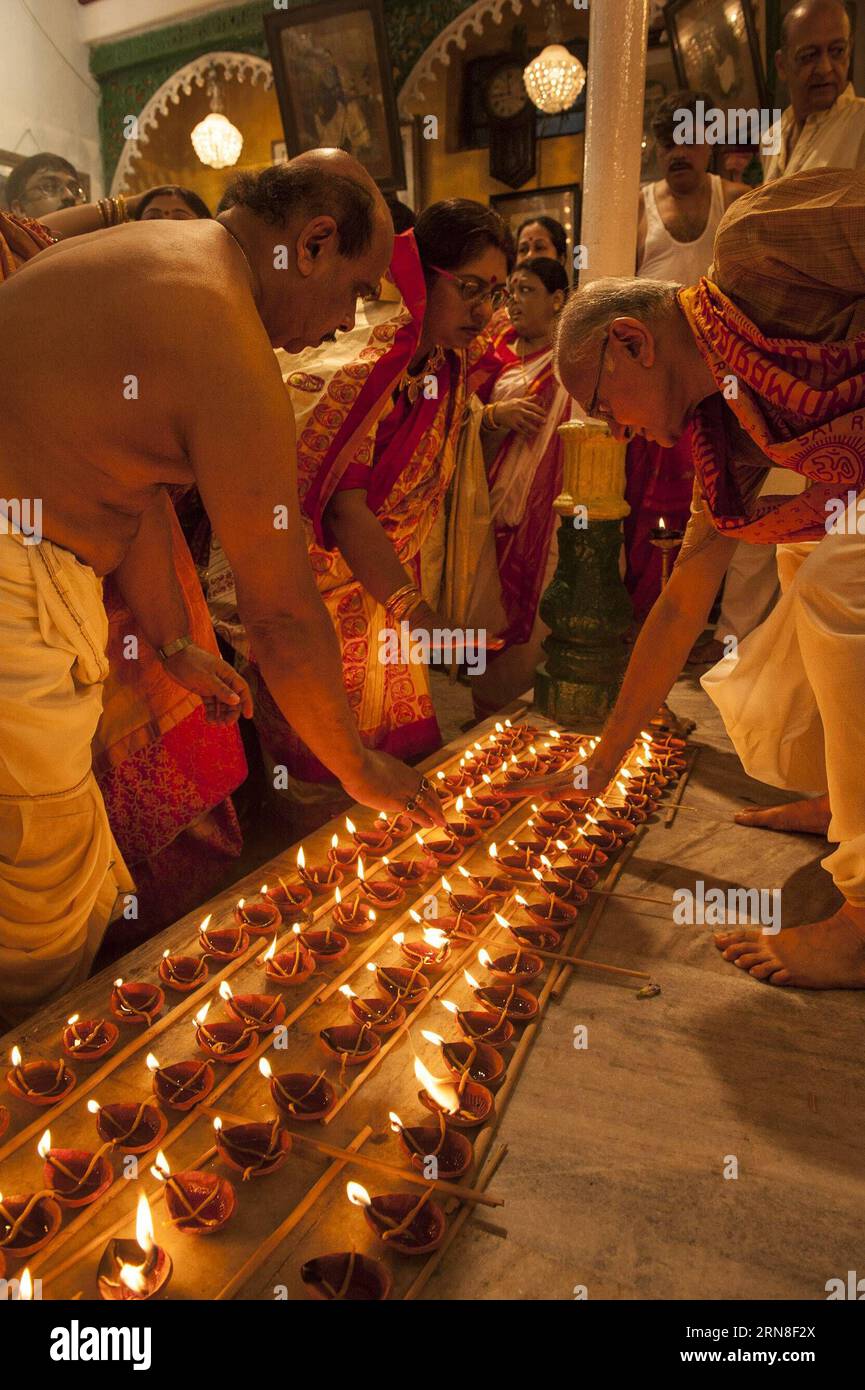 (151021) -- KOLKATA, Oct. 21, 2015 -- Indian Hindu devotees perform ...
