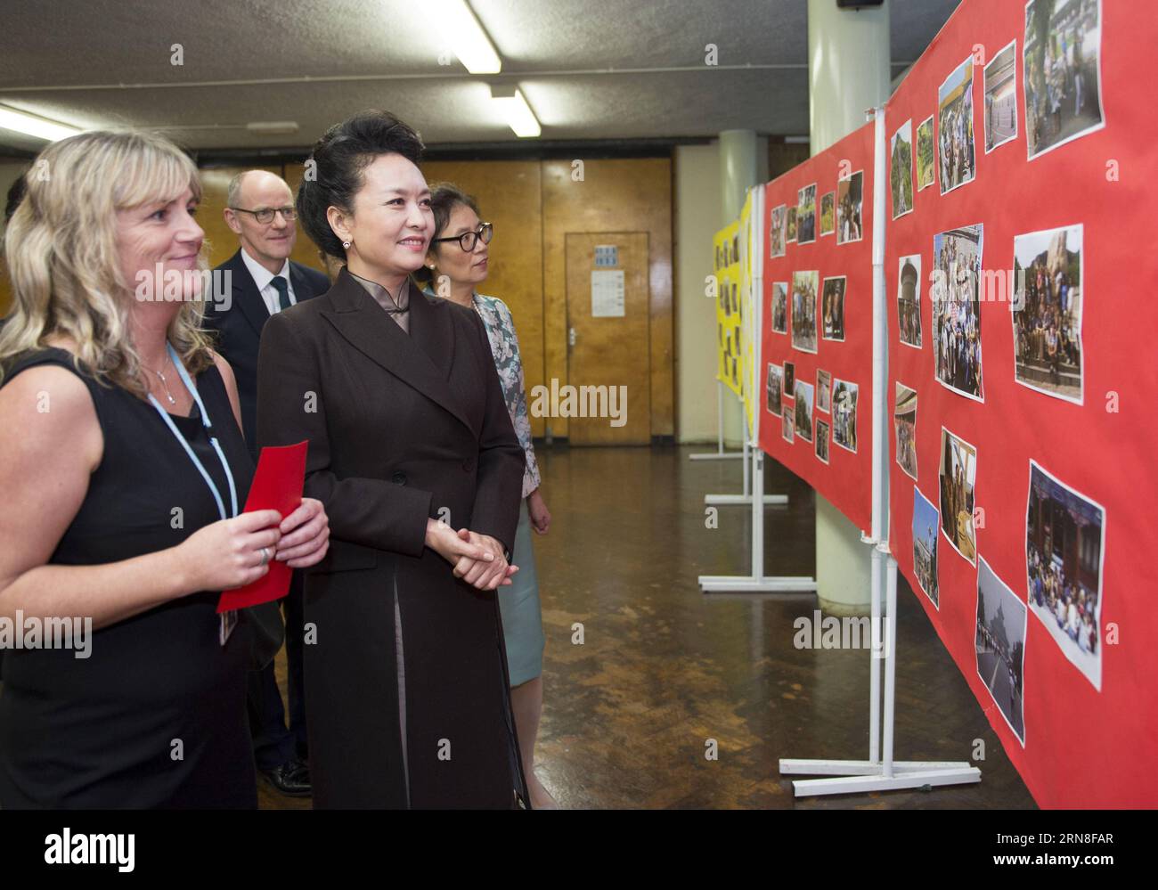 (151021) -- LONDON, Oct. 21, 2015 -- Peng Liyuan (2nd L, front ...