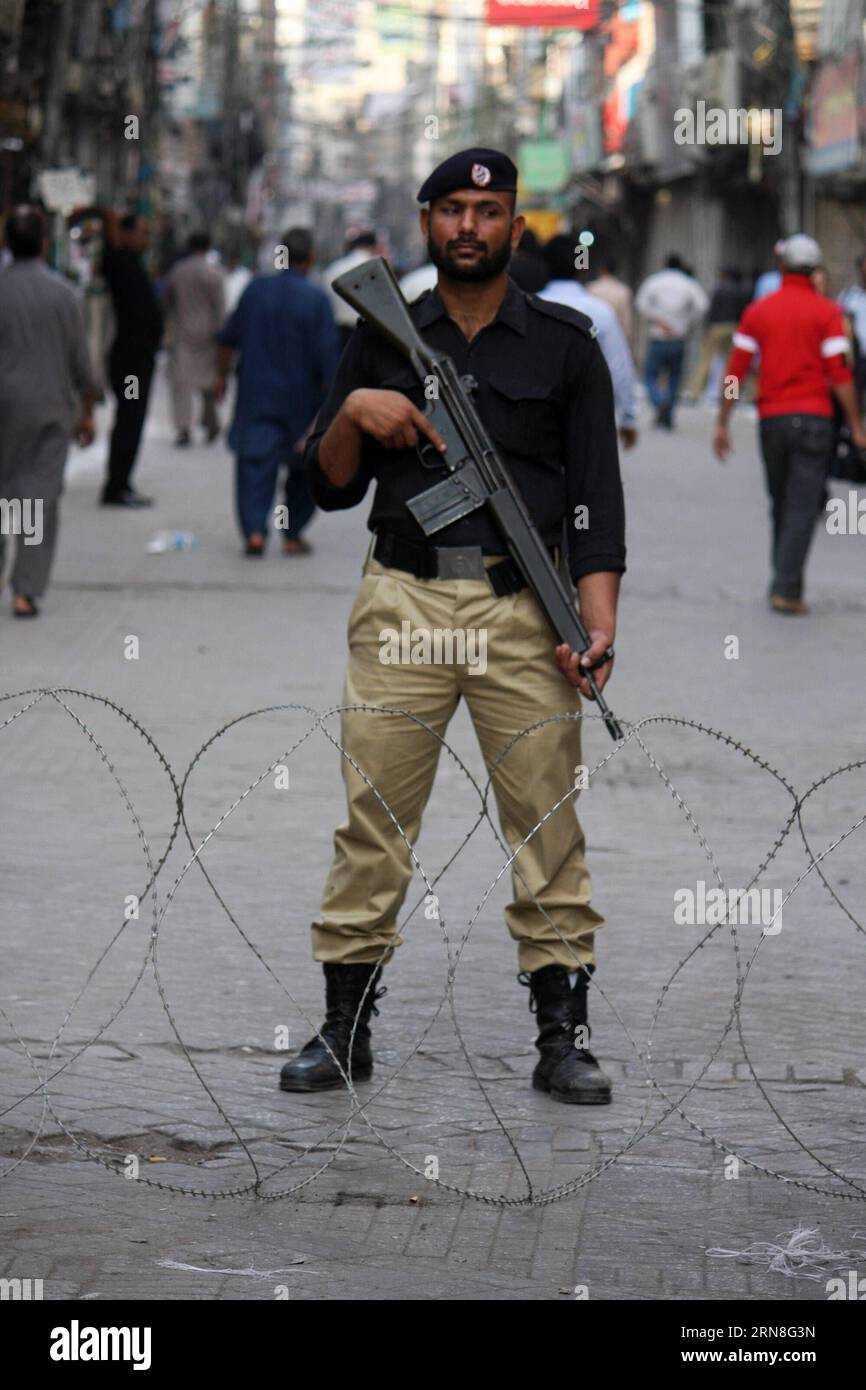 (151022) -- LAHORE, Oct. 22, 2015 -- A Pakistani policeman stands guard ...