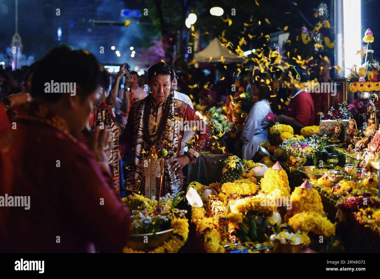 (151023) -- BANGKOK, Oct. 23, 2015 -- Hindus perform a ritual during a ...