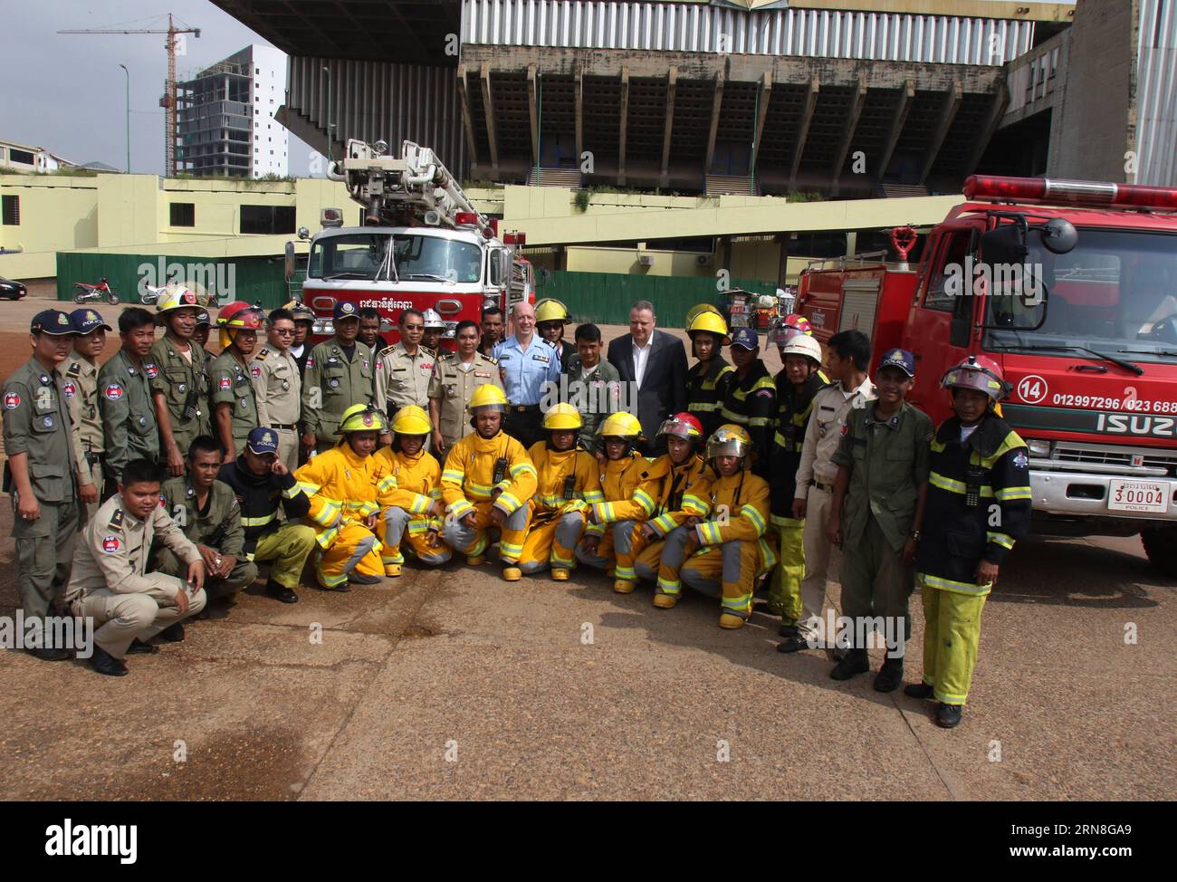 (151023) -- PHNOM PENH, Oct. 23, 2015 -- Officers pose for photos ...