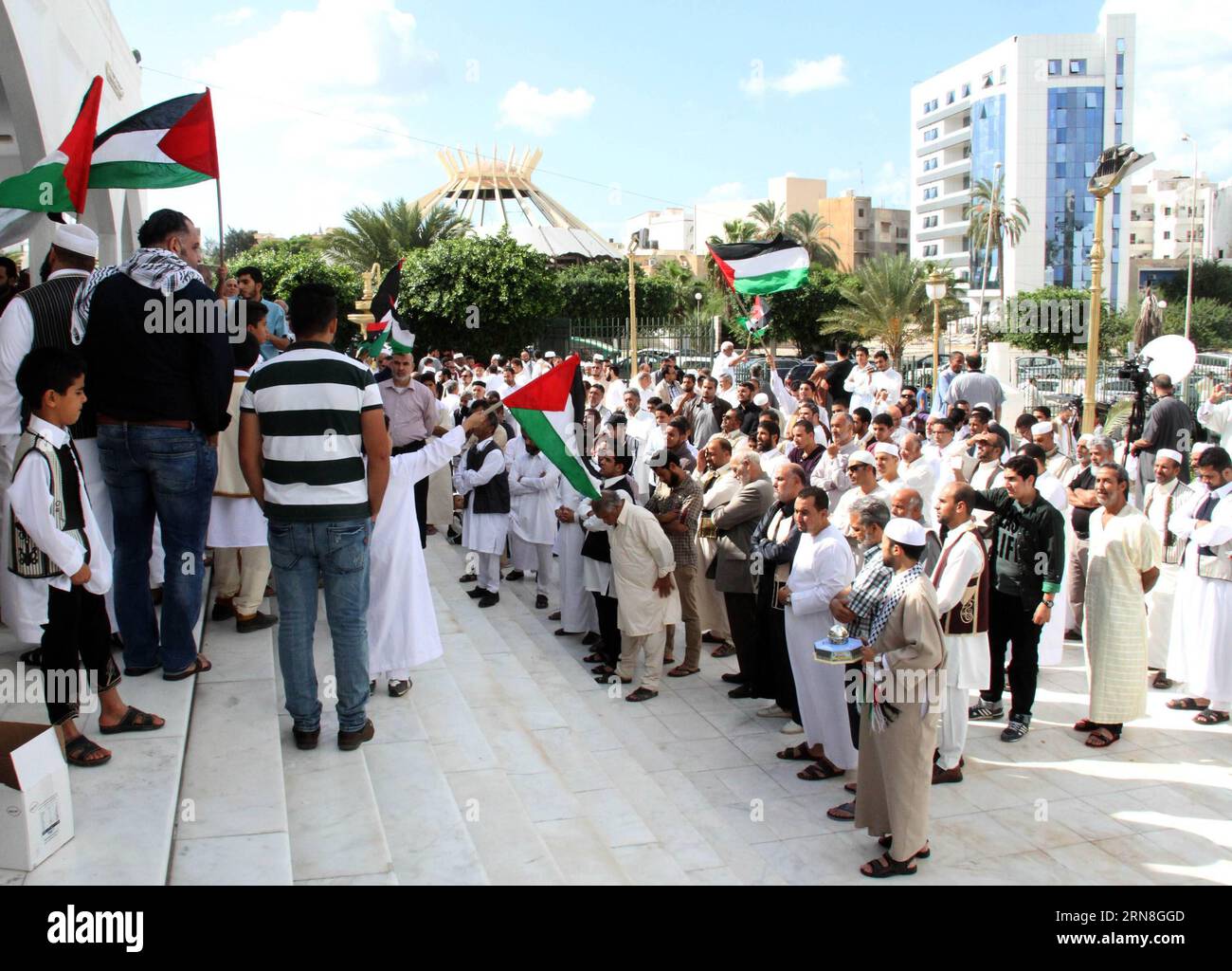 (151023) -- TRIPOLI, Oct. 23, 2015 -- Demonstrators wave flags and hold ...