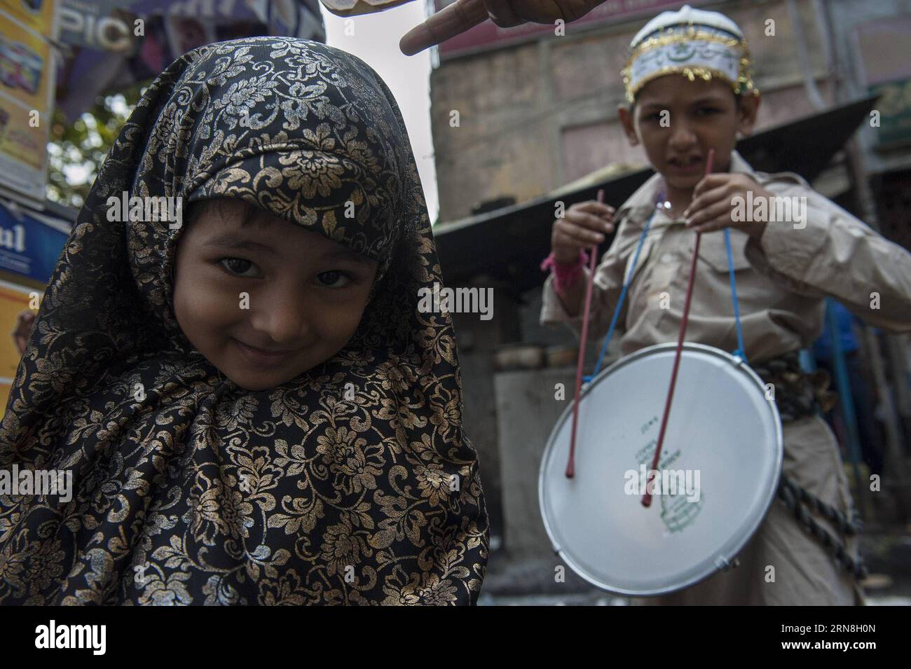 (151024) -- KOLKATA, Oct. 24, 2015 -- An Indian Shiite Muslim girl ...