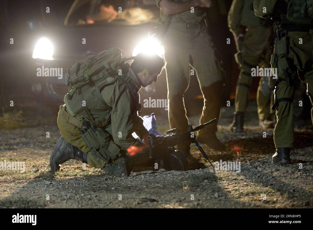 (151025) -- JERUSALEM, Oct. 25, 2015 -- Israeli soldiers carry out a ...