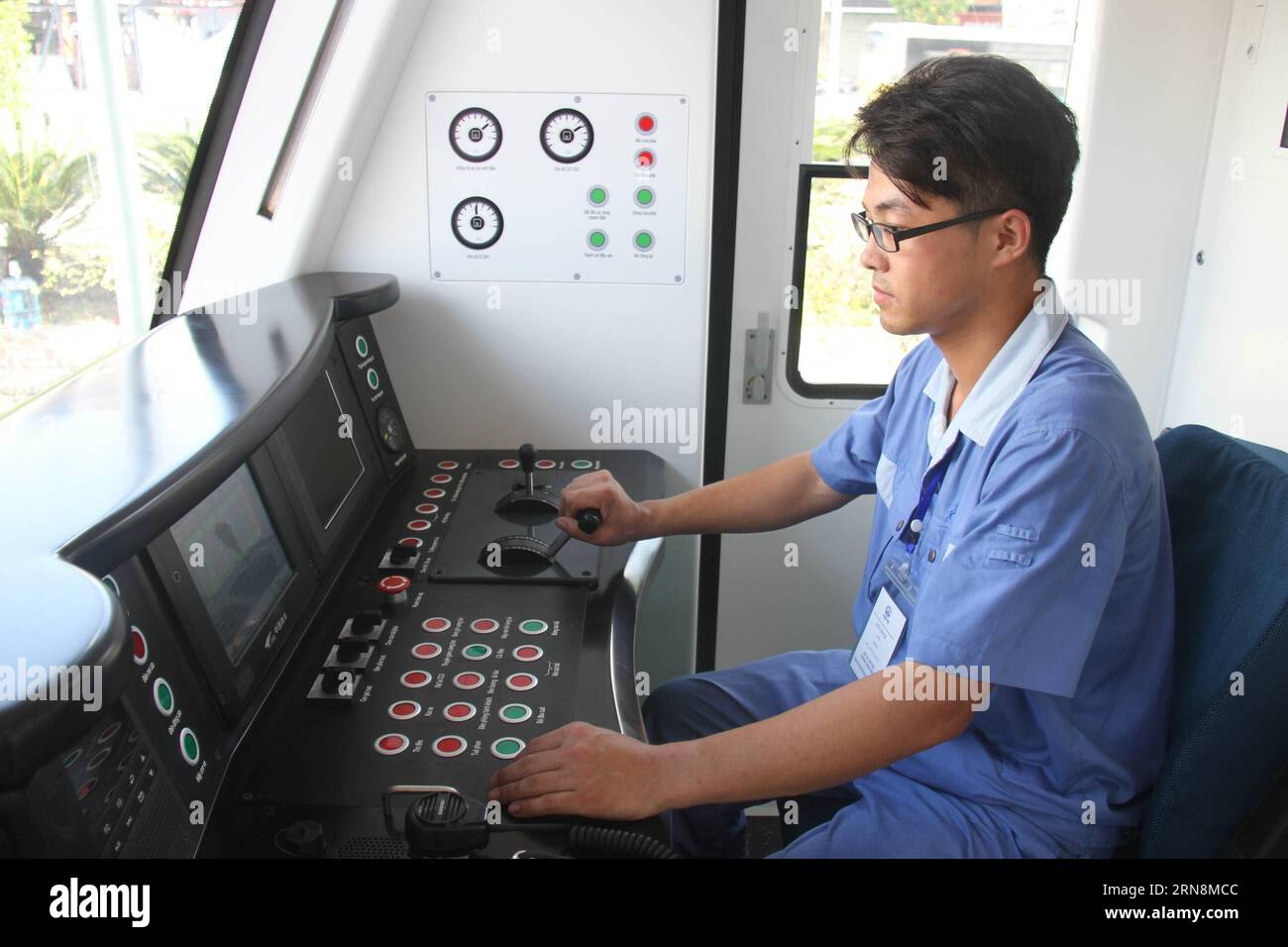 (151029) -- HANOI, Oct. 29, 2015 -- A staff member shows how to ...