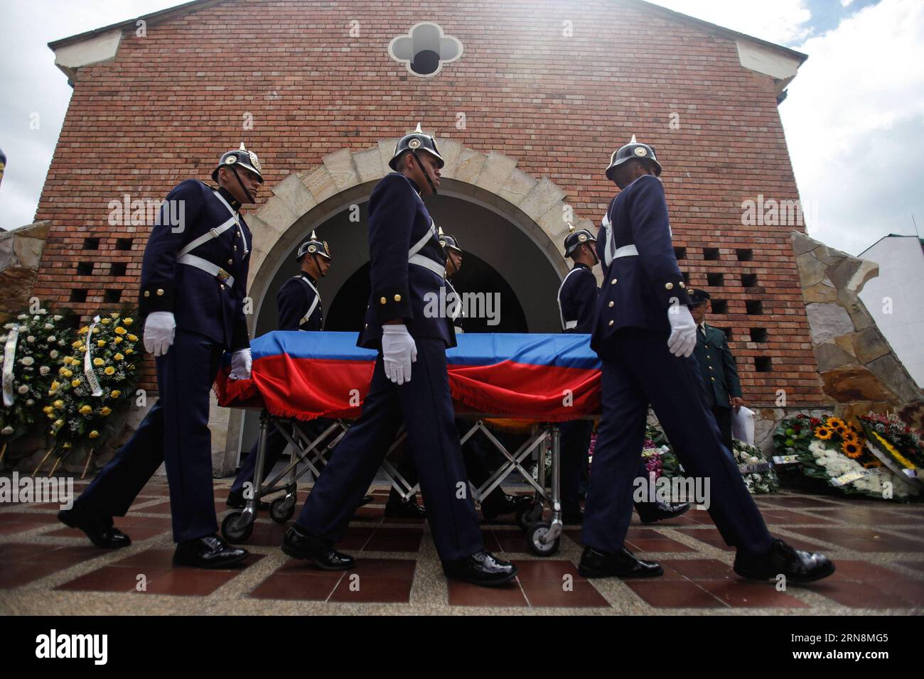 (151029) -- BOGOTA, Oct. 29, 2015 -- Guards of honor transfer one of ...