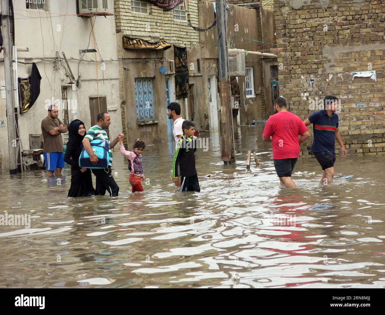 People walk across flooding street hi-res stock photography and images ...