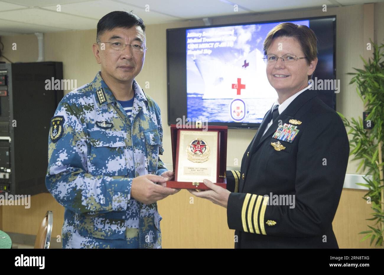 (151106) -- SAN DIEGO, Nov. 5, 2015 -- Guan Bolin (L), mission ...