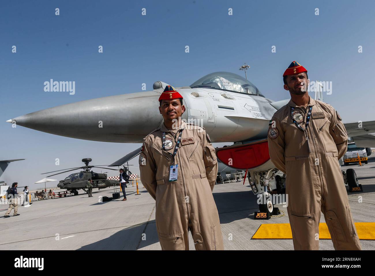 (151108) -- DUBAI, Nov. 8, 2015 -- Two Emirates soldiers stand guard a ...