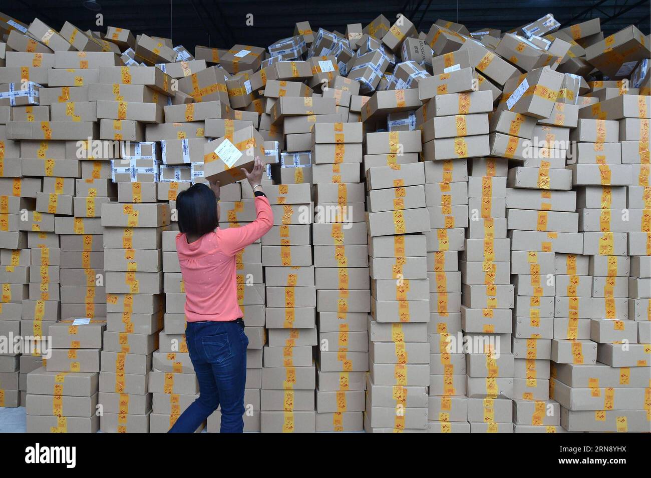 China package sorting center hi-res stock photography and images - Alamy